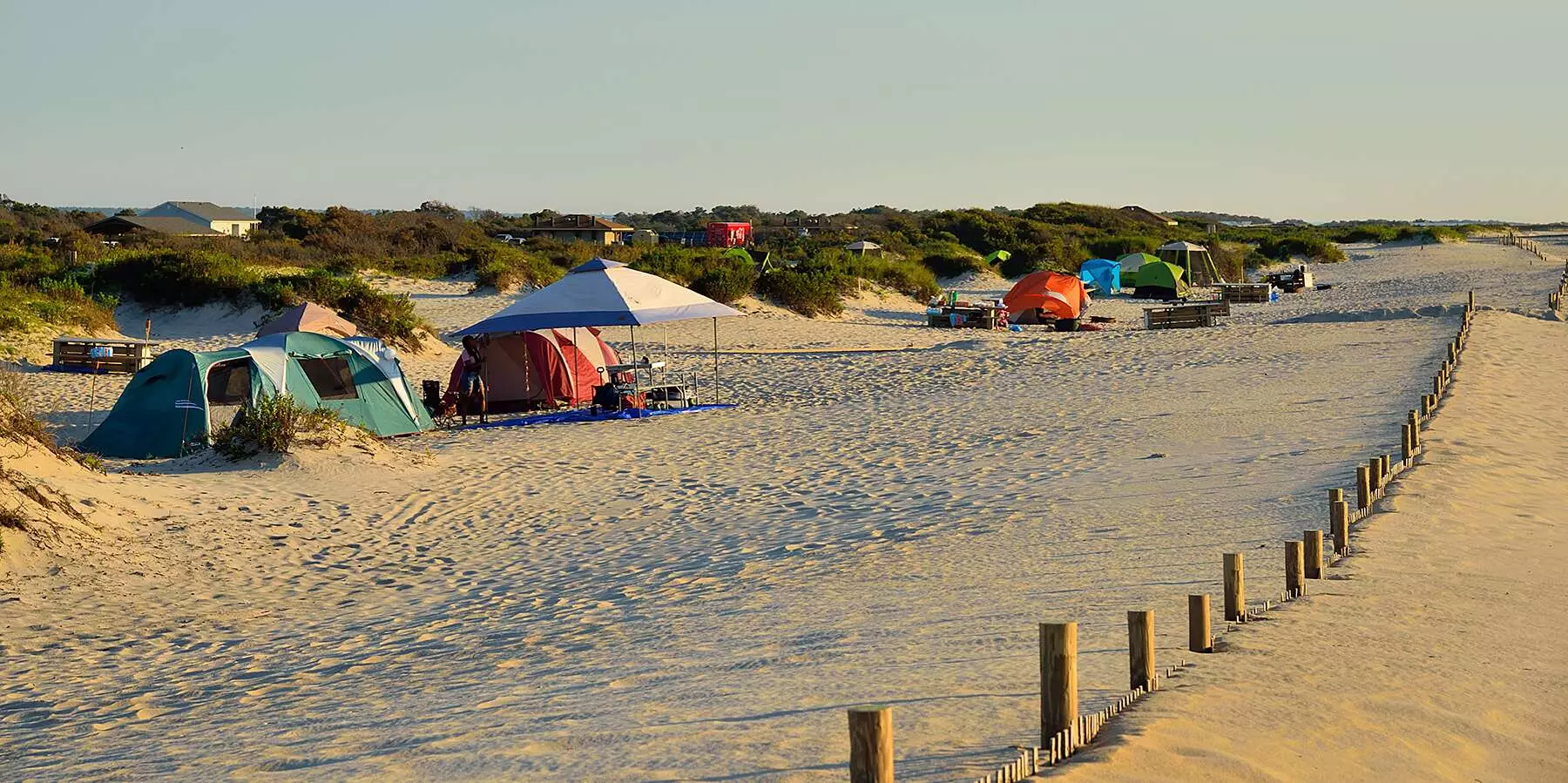 Wyspa Assateague jest domem dla dzikich koni, przygód kajakowych i pięknego kempingu na plaży