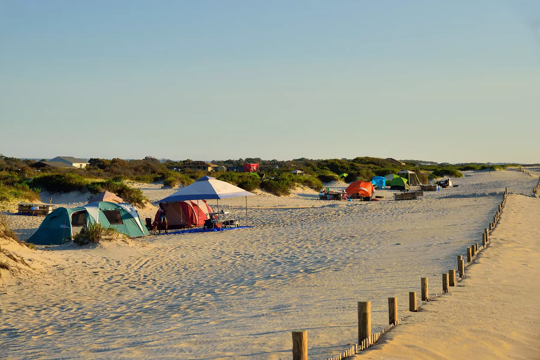 Stanový kemping v piesočných dunách na národnom morskom pobreží ostrova Assateague v augustové ráno bez mráčika s turistami, ktorí ešte spali v ich stanoch