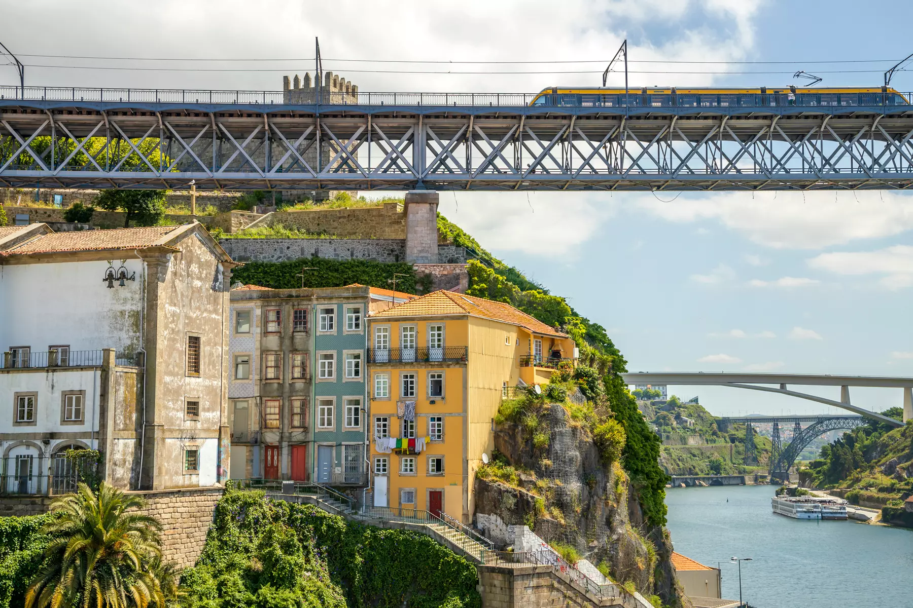 Tambak bersejarah Porto dengan 3 jambatan merentasi Sungai Douro, Porto, Portugal