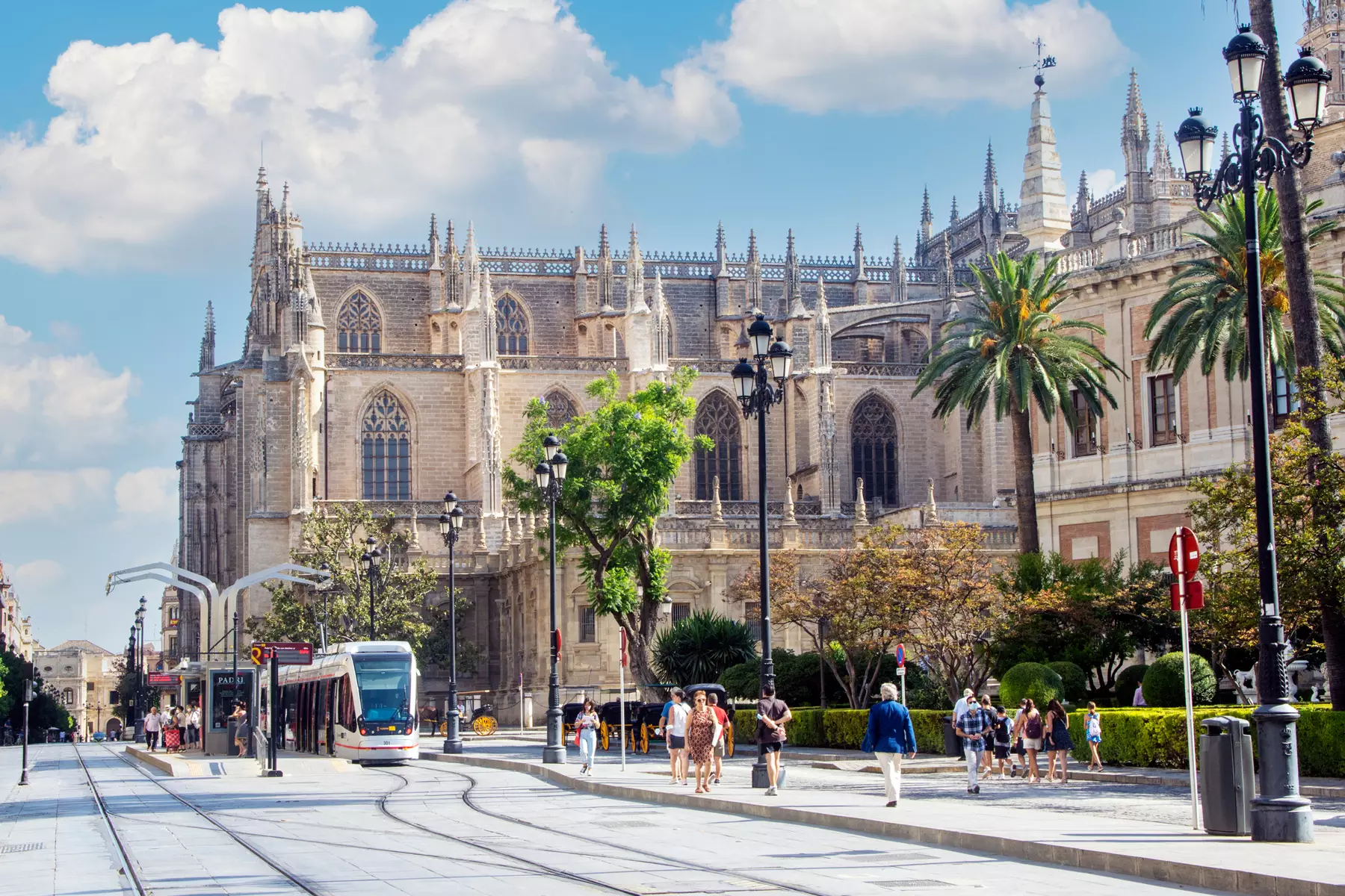 Turist care se plimbă pe strada Sevilla din sudul Spaniei într-o zi însorită.