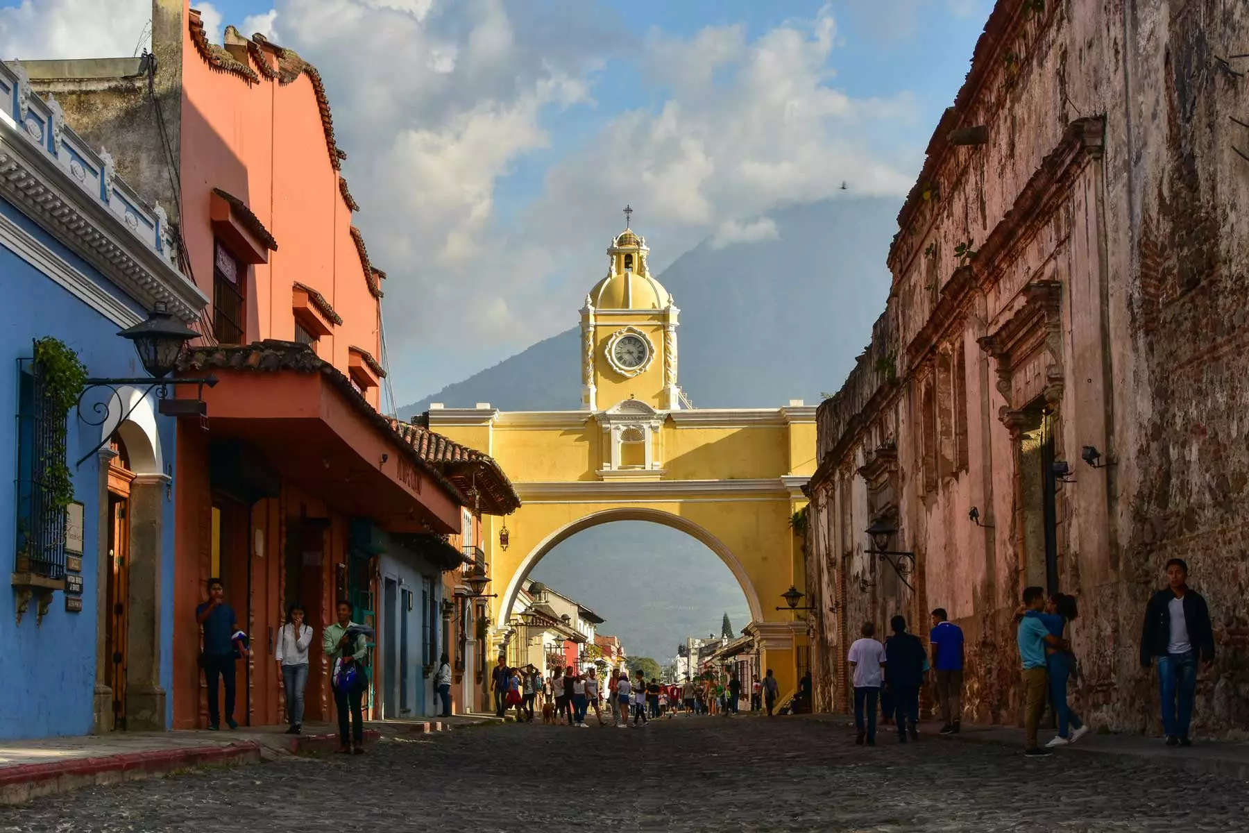 Arco de Santa Catarina y Volcán de Agua, Antigua, Guatemala