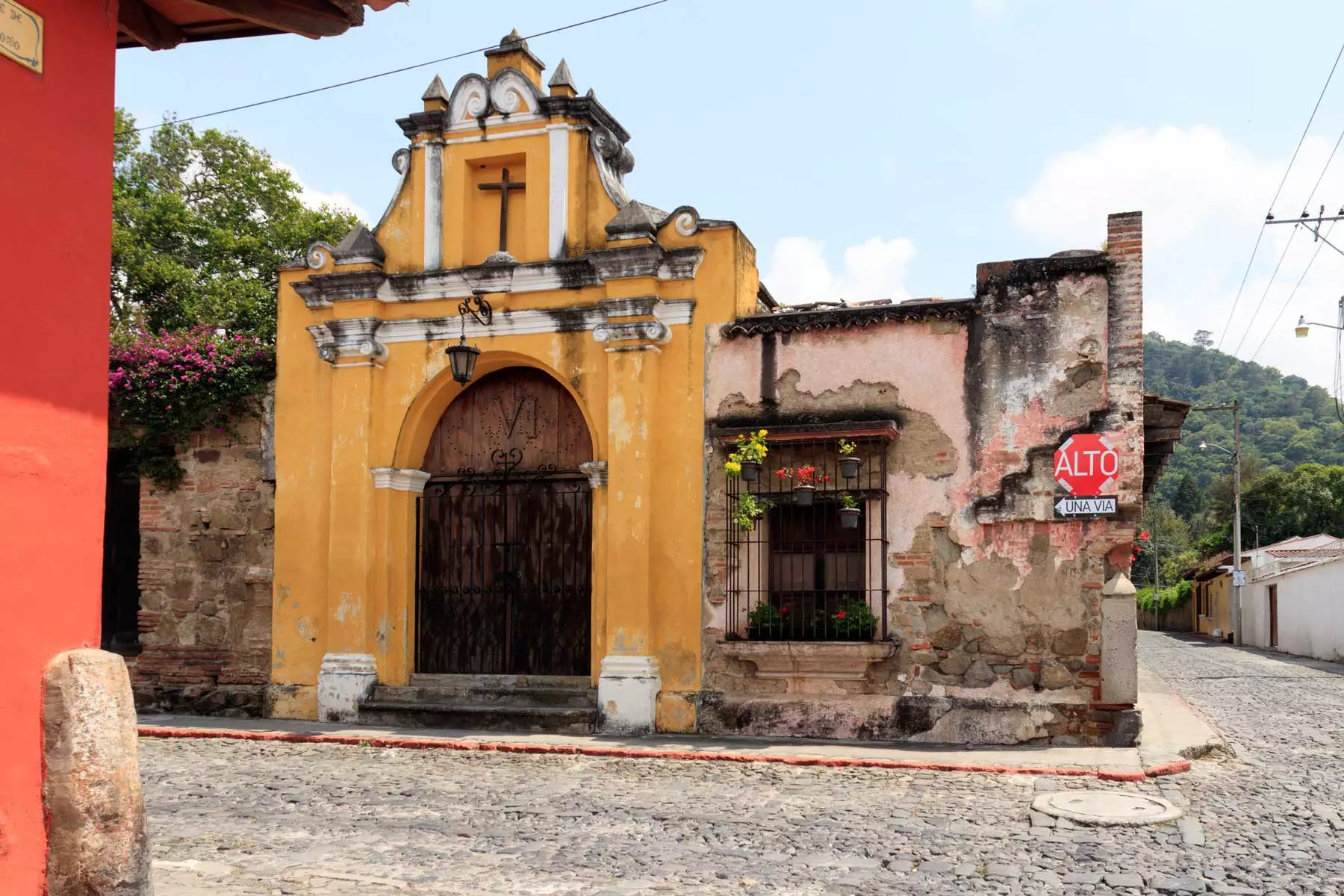 Các đường phố và tòa nhà ở Antigua Guatemala