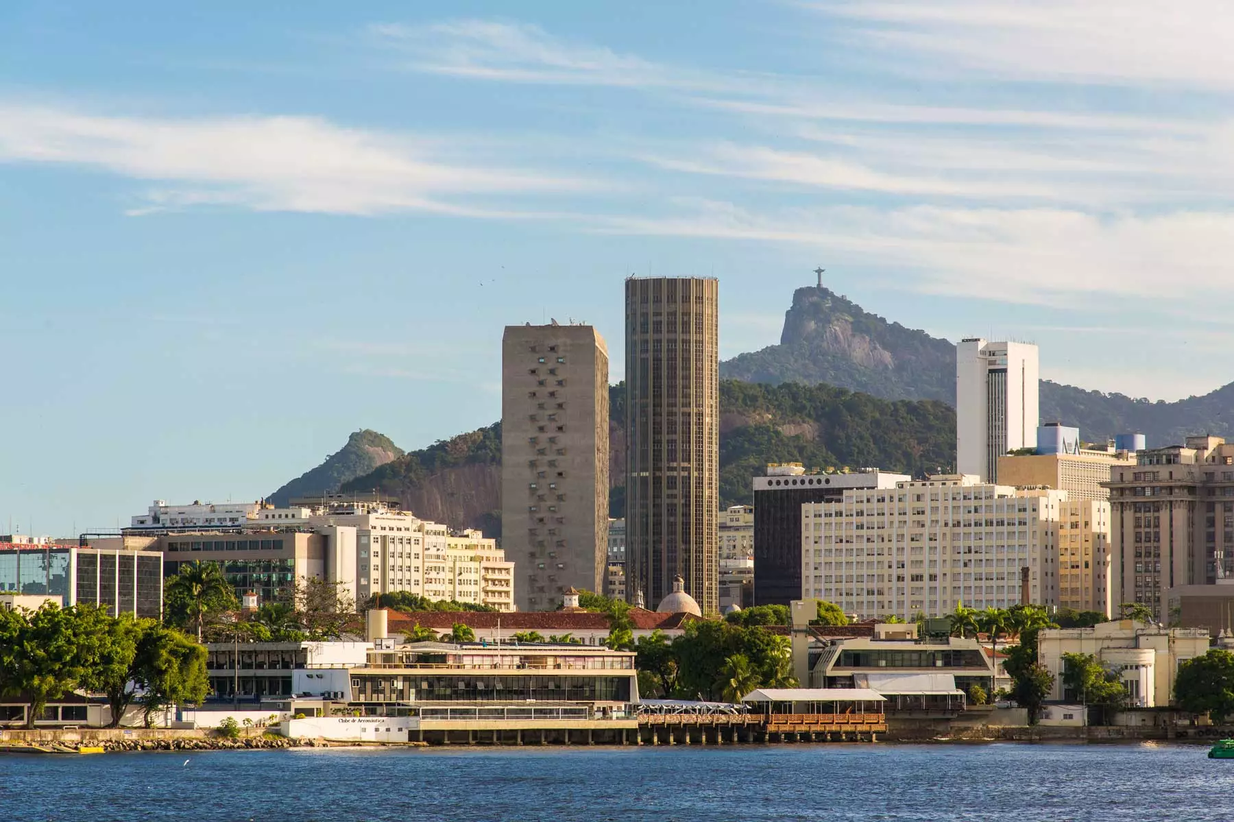 Horizonte da cidade do Rio de Janeiro da água durante o dia