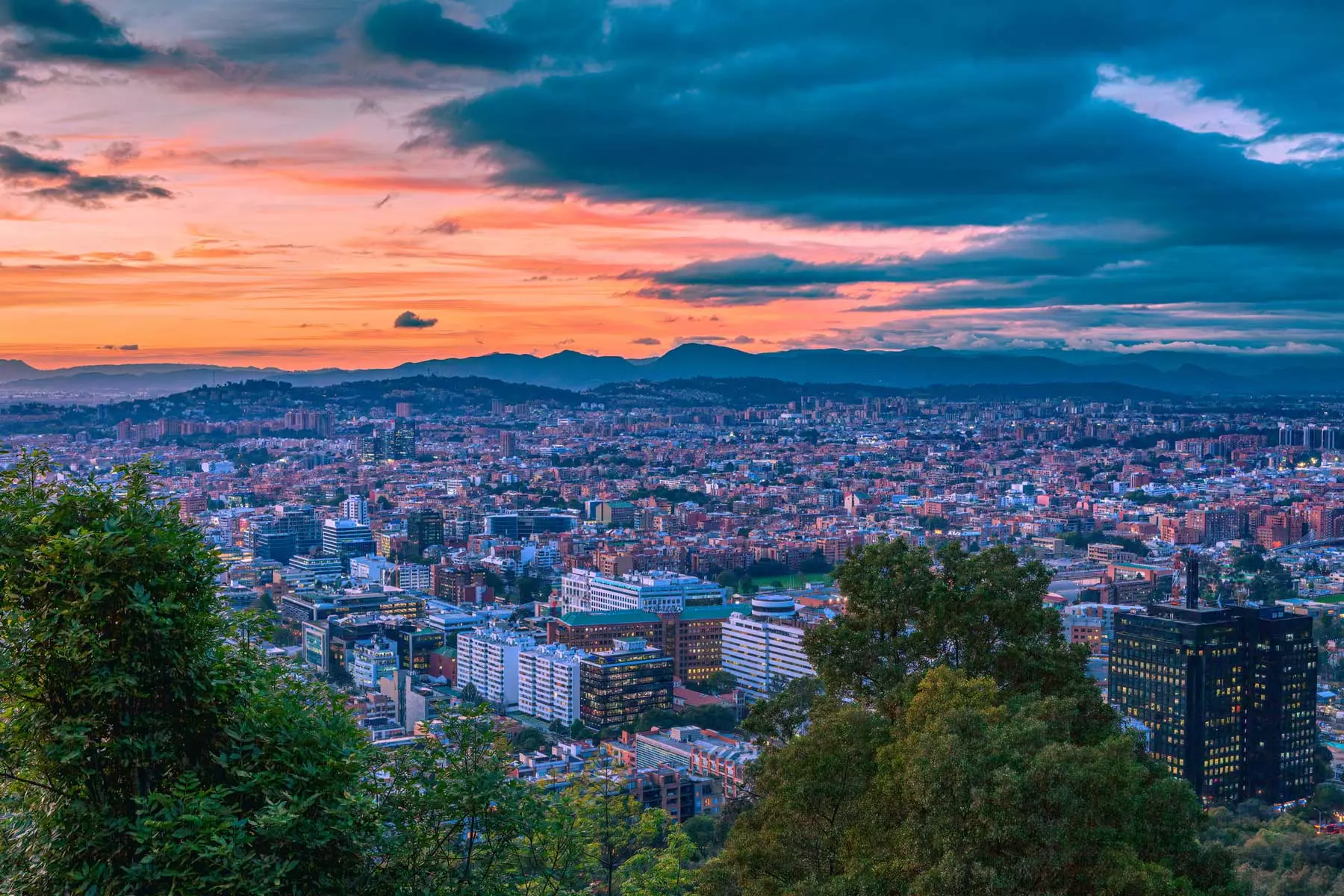 Bogotá Colômbia - Um pôr do sol andino sobre a parte norte da capital e Usaquen em Bogotá, Colômbia, América do Sul