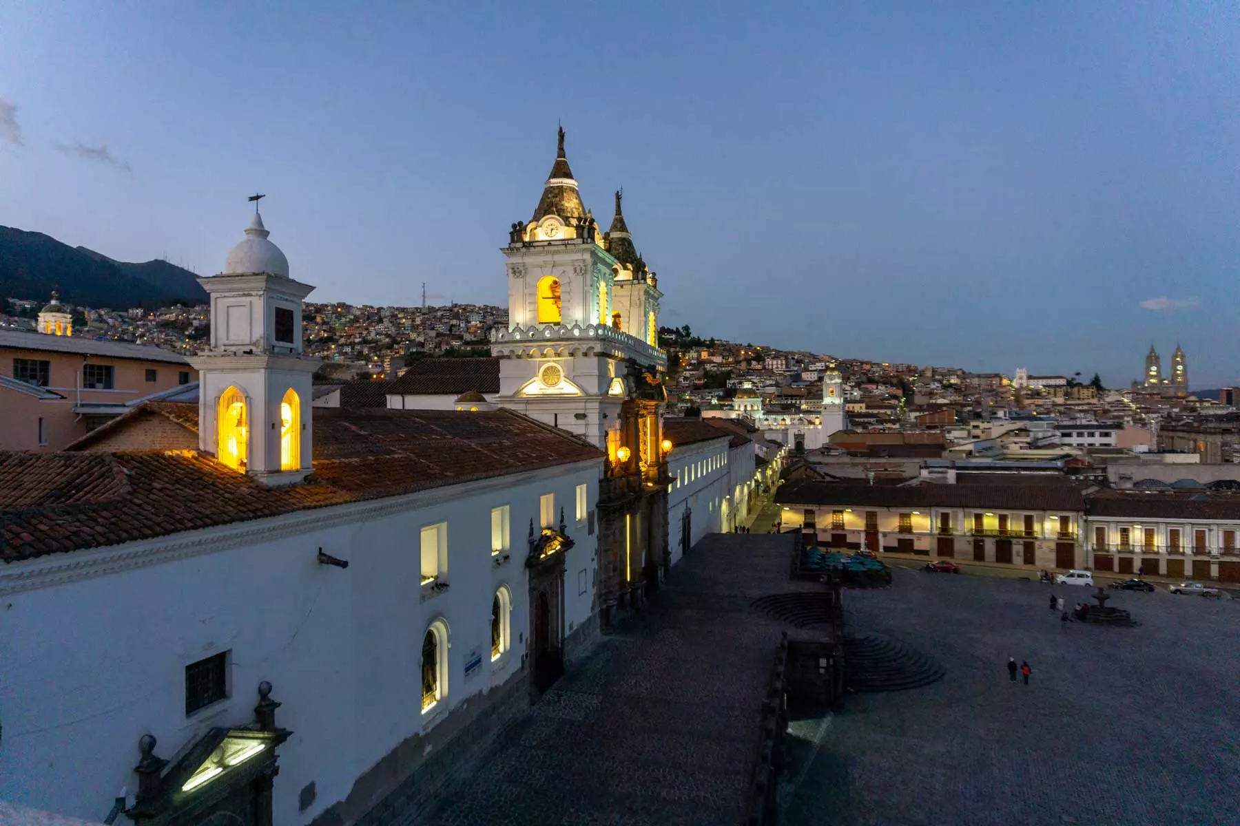 Igreja de San Francisco no lado colonial de Quito, Equador