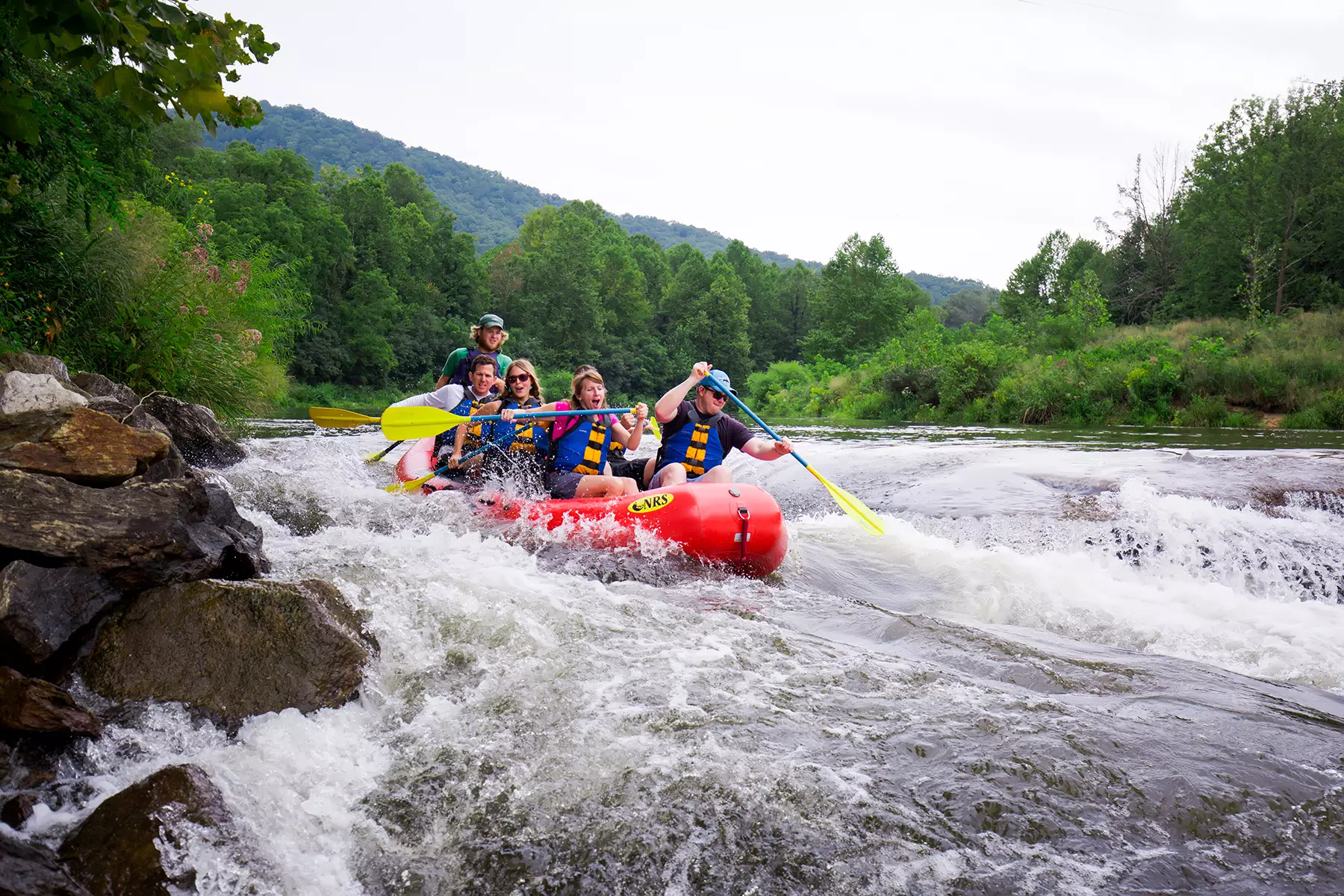 Yon gwoup rafting dlo blan sou larivyè Lefrat la Tuckasegee