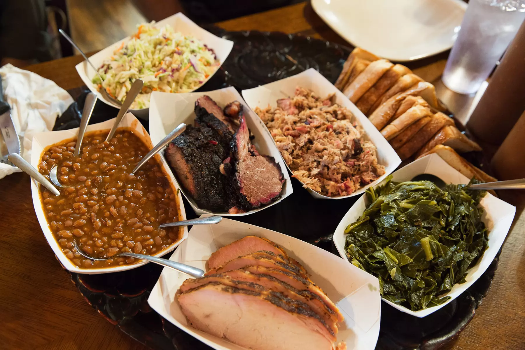 Yon gwo plato barbecue soti nan Haywood Smokehouse