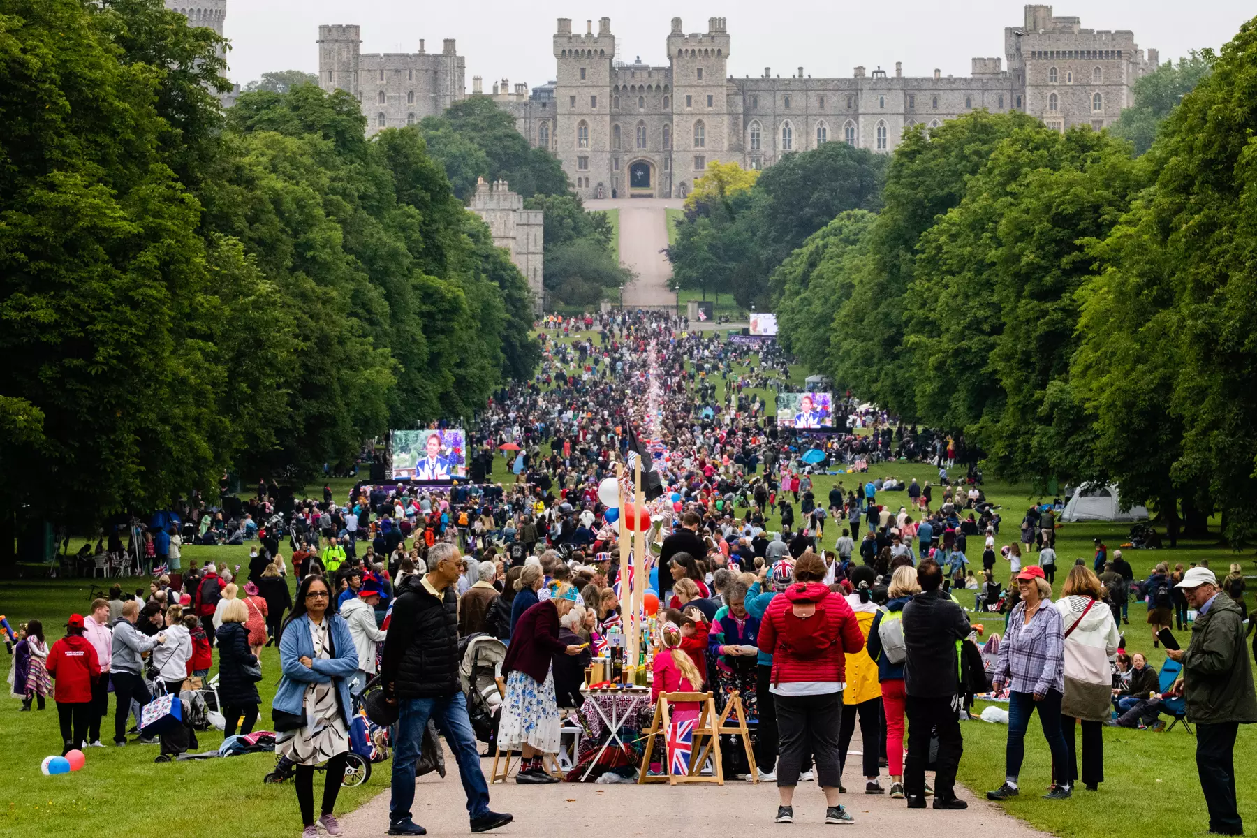 當地居民於 2022 年 6 月 5 日在英國溫莎參加在溫莎大公園舉行的白金禧年大午餐，以紀念伊麗莎白二世女王的白金禧年。