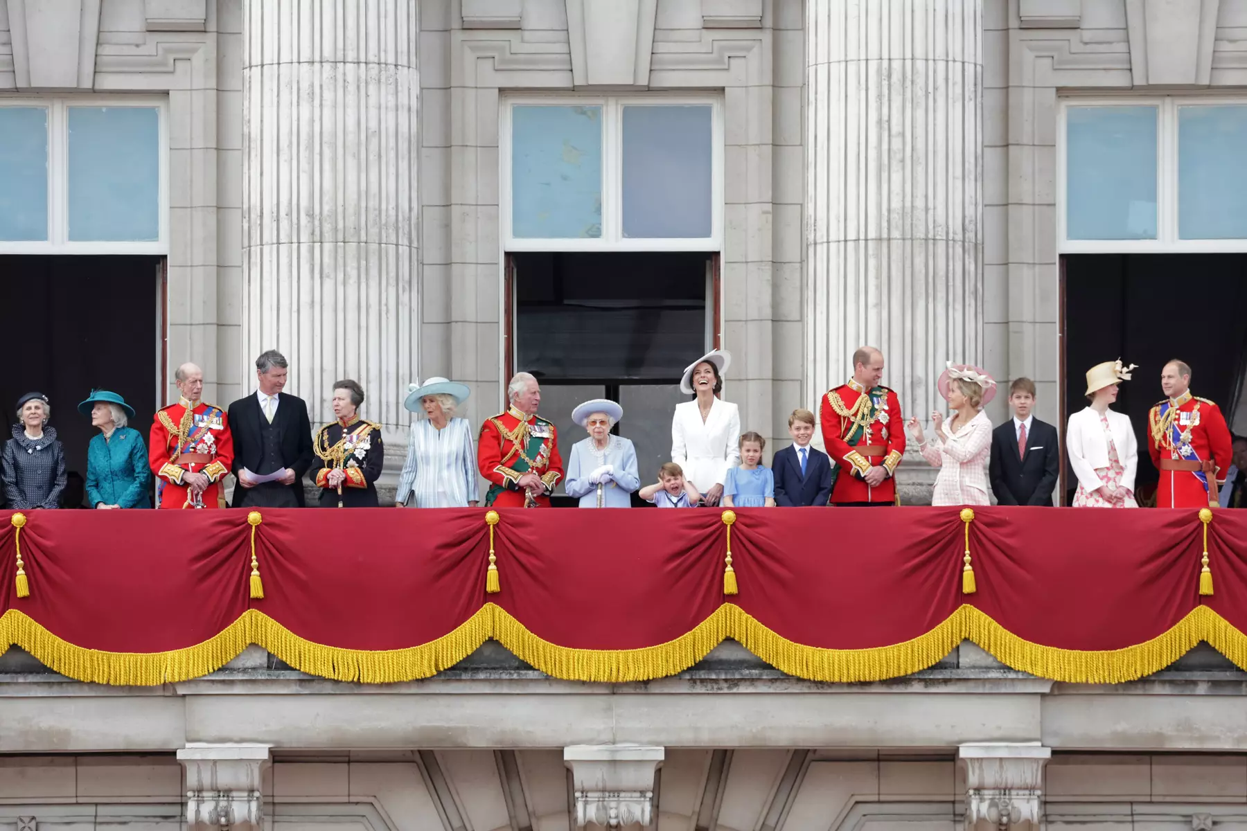 2022 年 6 月 2 日在英國倫敦舉行的閱兵式閱兵中與皇室成員的陽台。