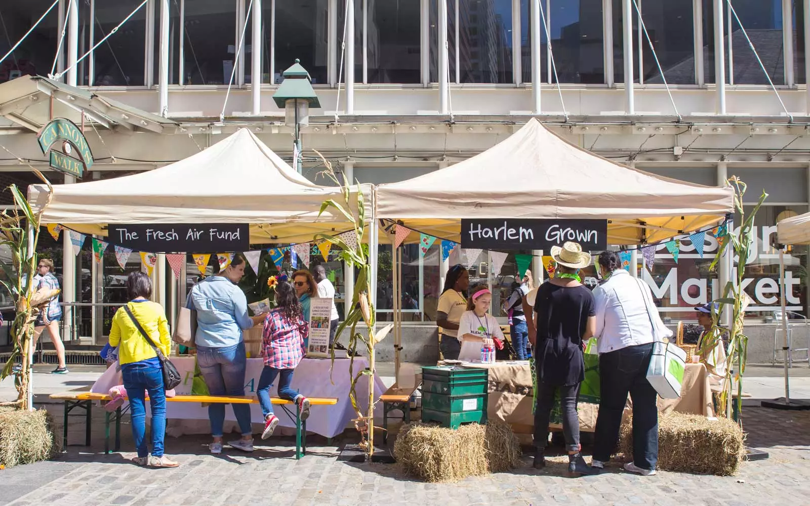 Escena del Farm Fresh Festival for Kids en South Street Seaport en Manhattan