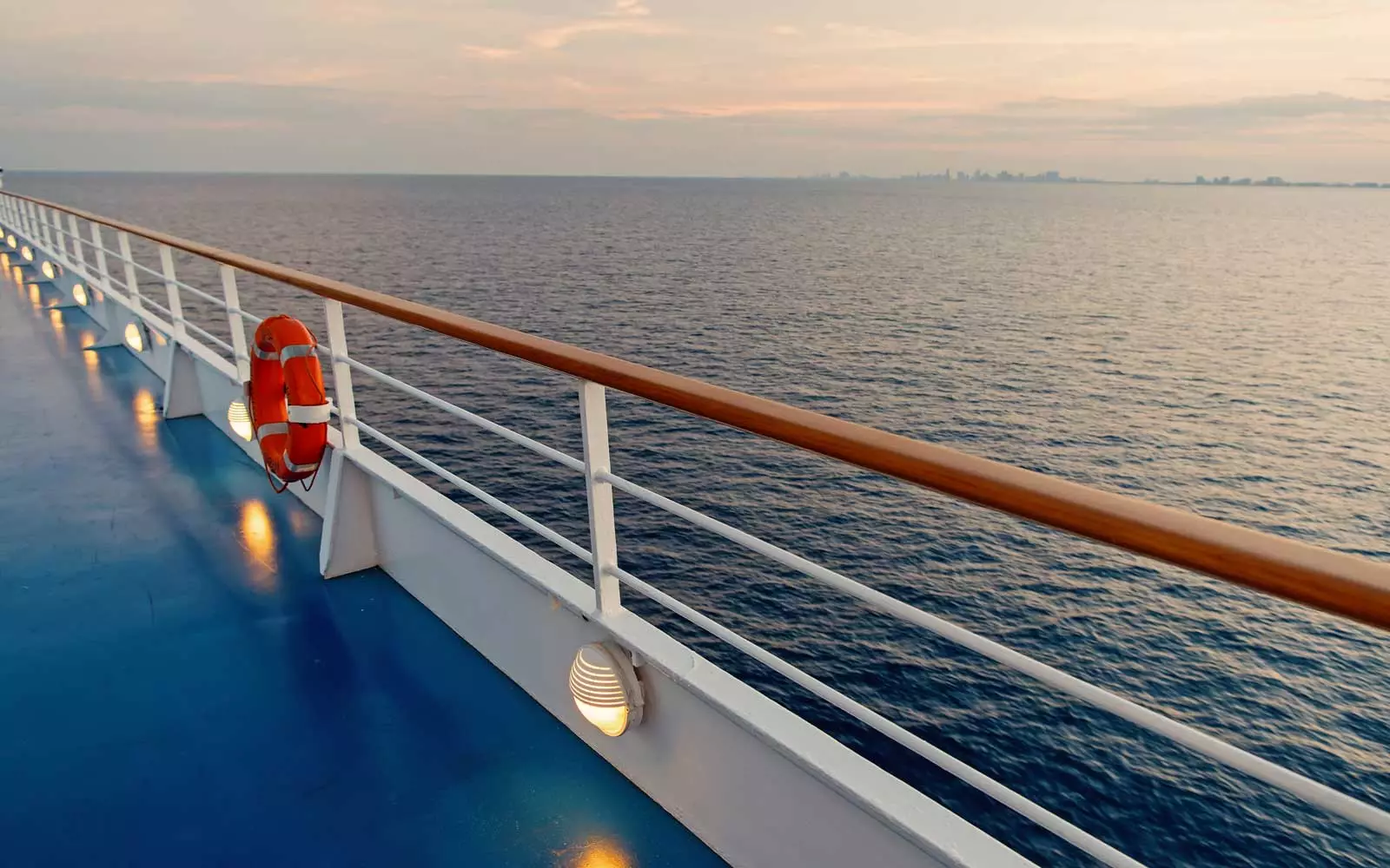 Vista al mar desde un crucero por la noche