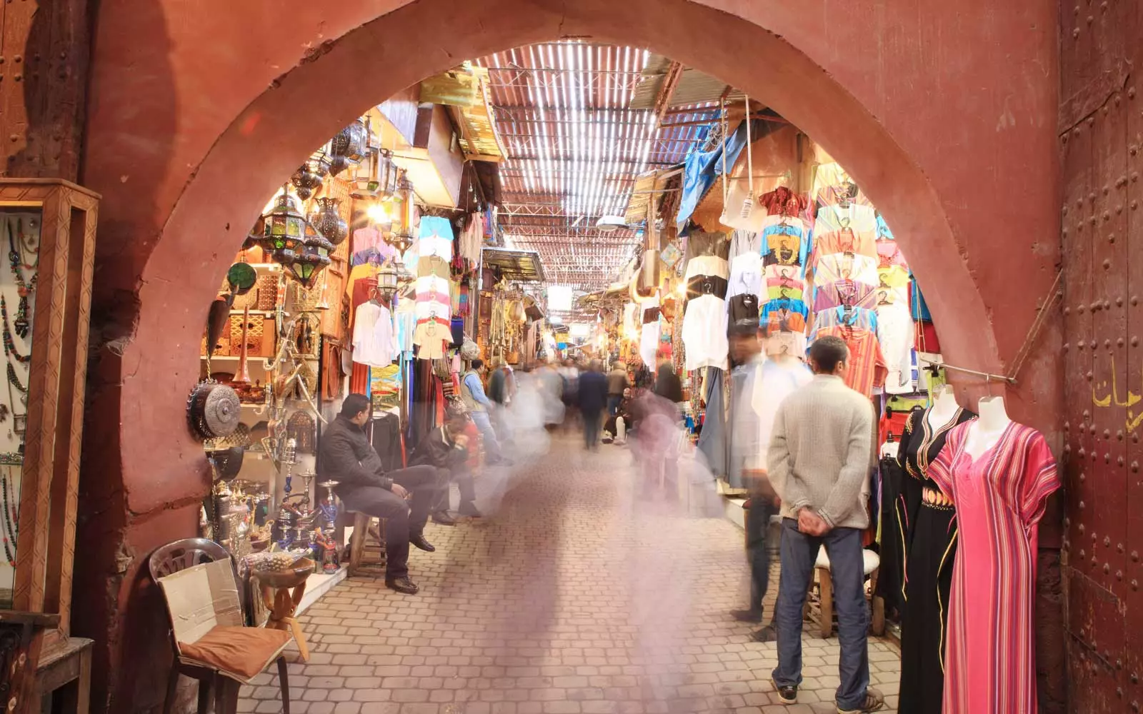 Marruecos, Marrakech. compradores en medina