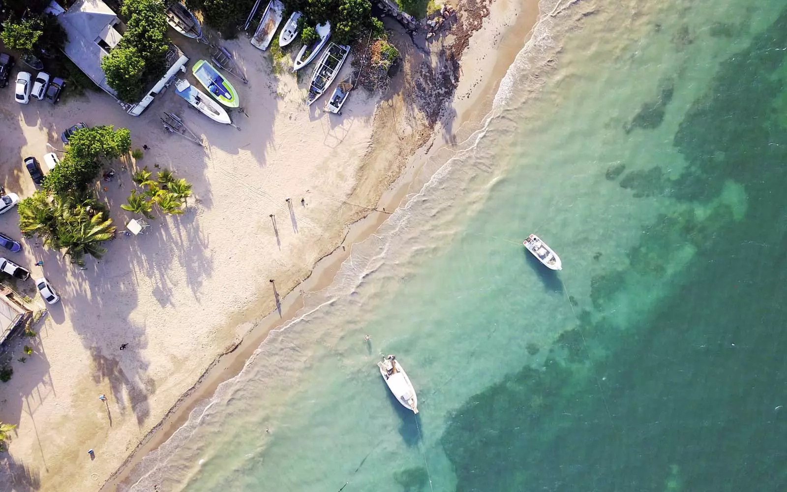 Chithunzi cha Drone cha gombe la anthu onse kumpoto kwa Jamaica