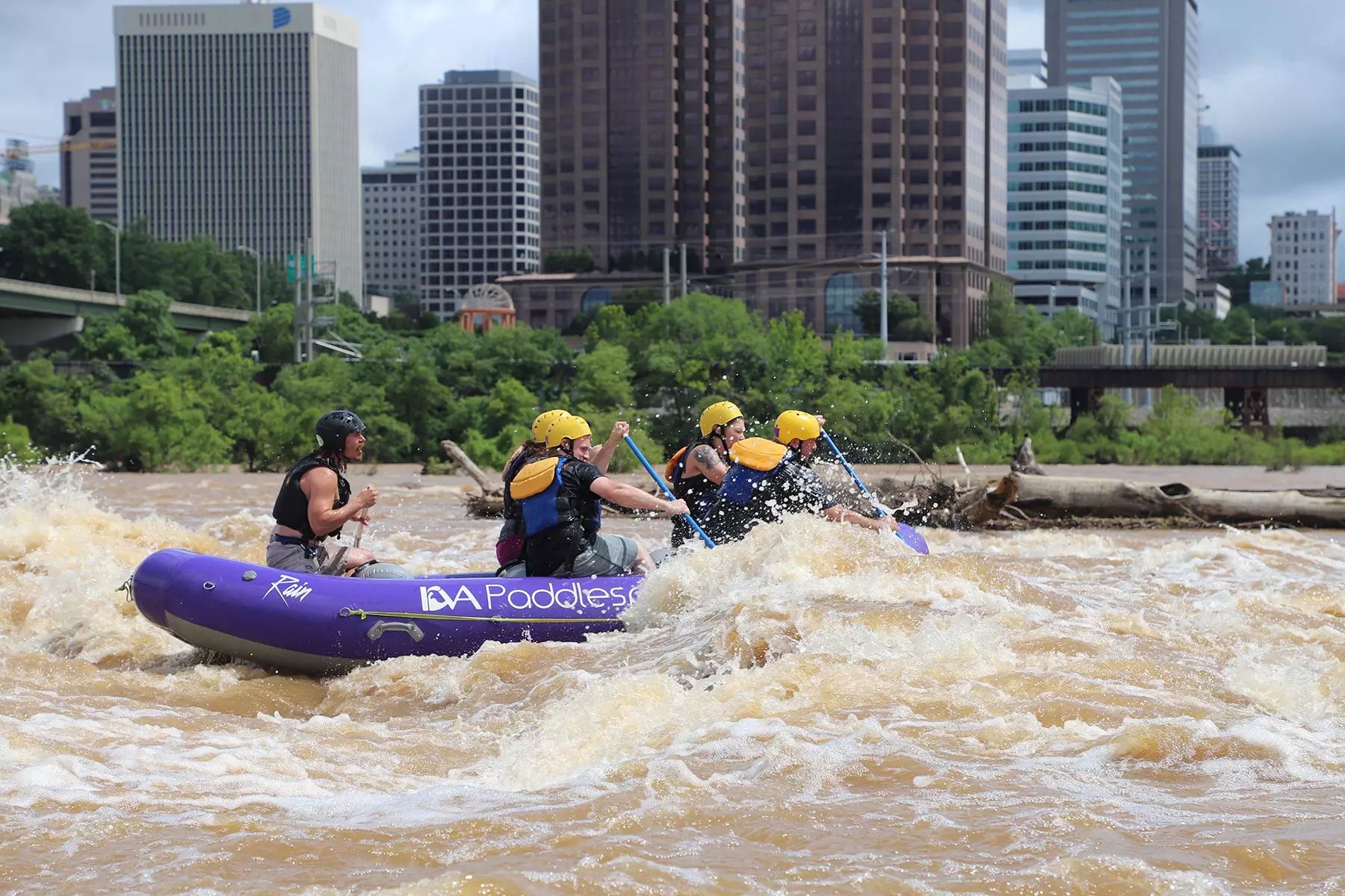 RVA Paddlesports rafting në ujërat e bardha në lumin James në Richmond, Virxhinia.