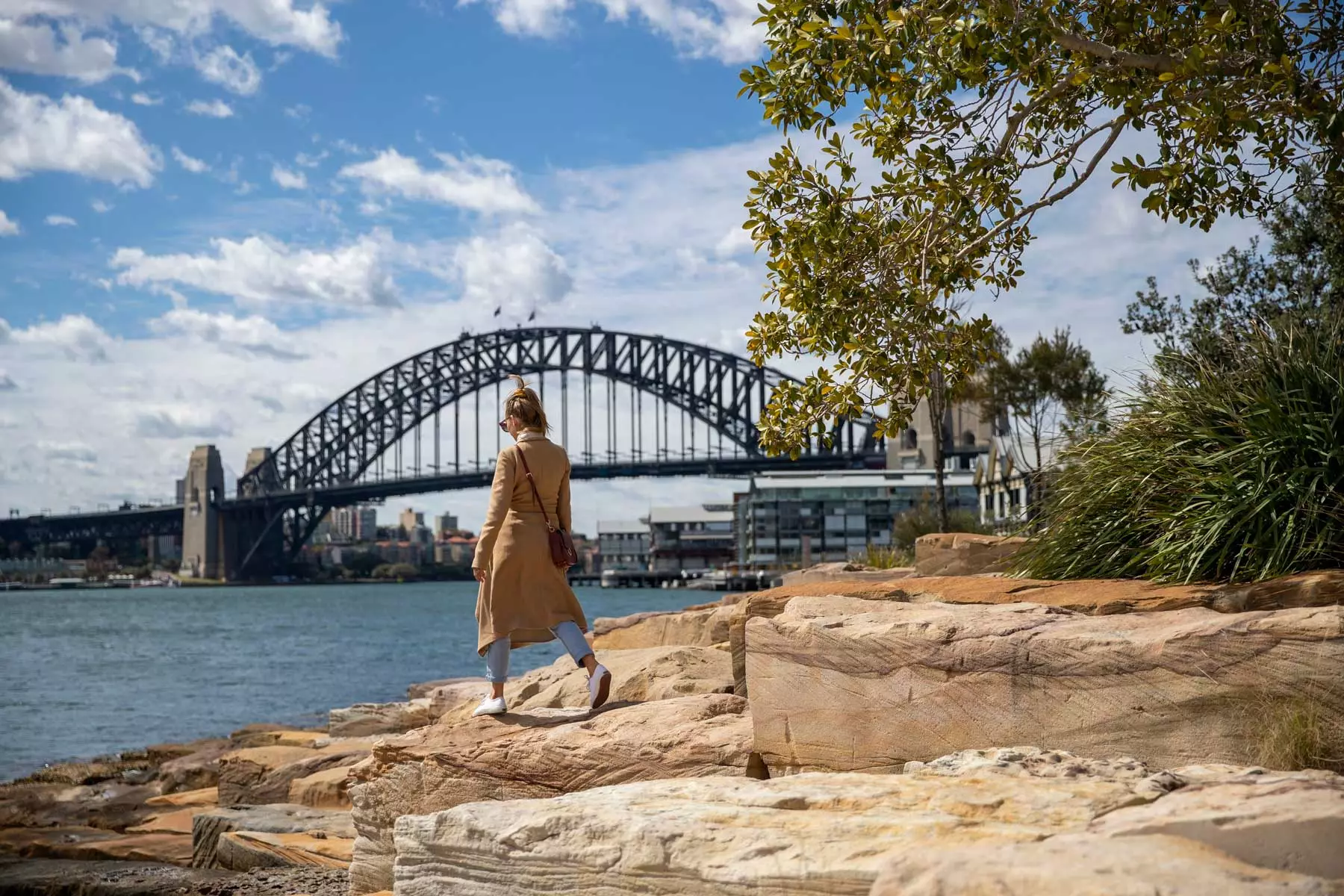 Hiji awéwé leumpang di Sydney, Australia, deukeut Sasak Harbour