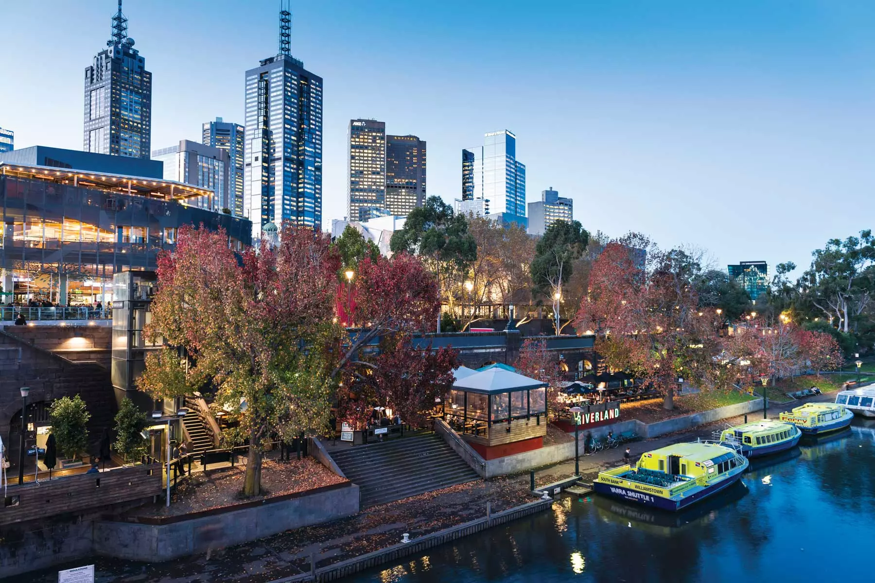 An ceantar cois abhann Southgate i Melbourne na hAstráile