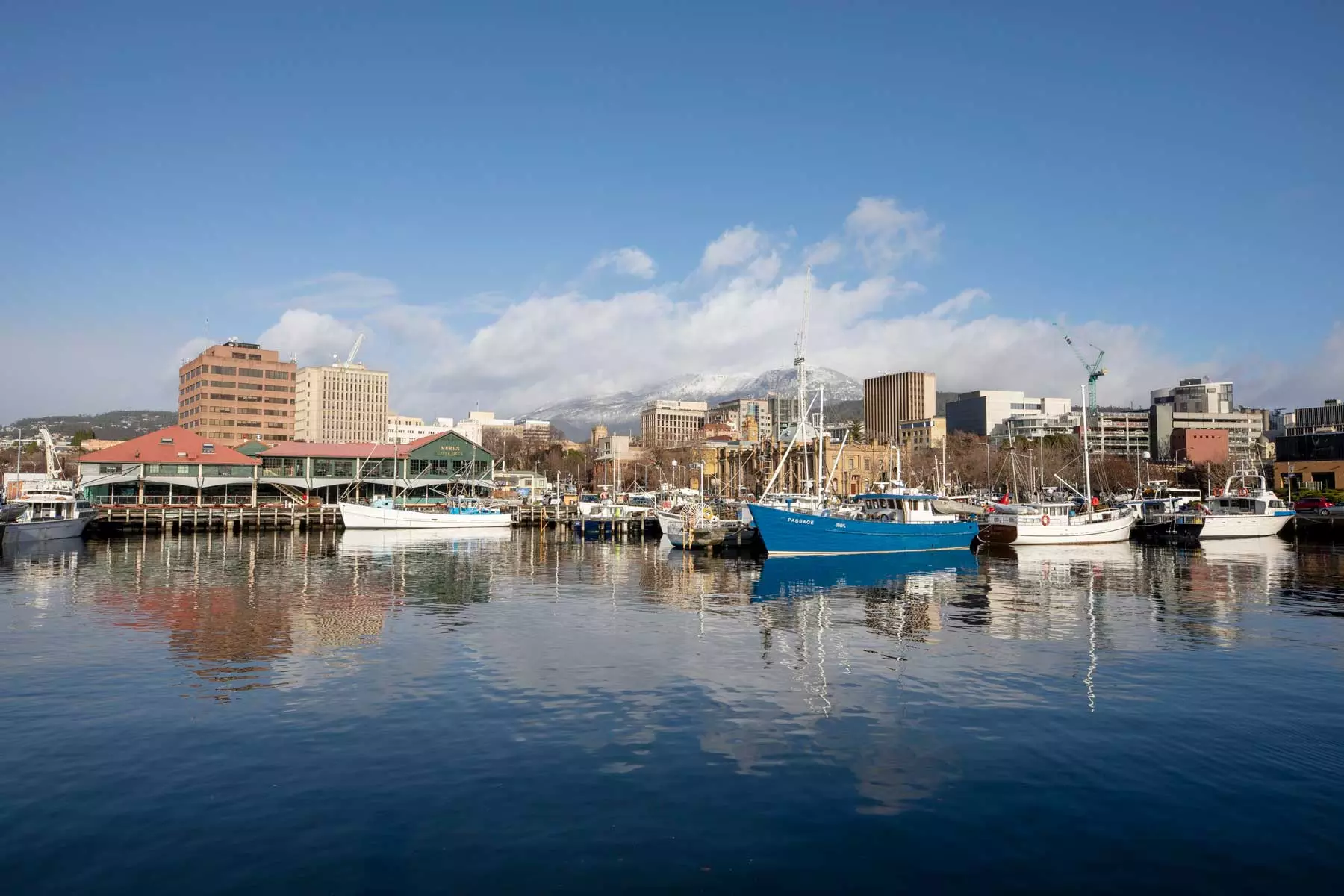 Parahu darmaga di Constitution Harbour di Hobart, Tasmania, Australia