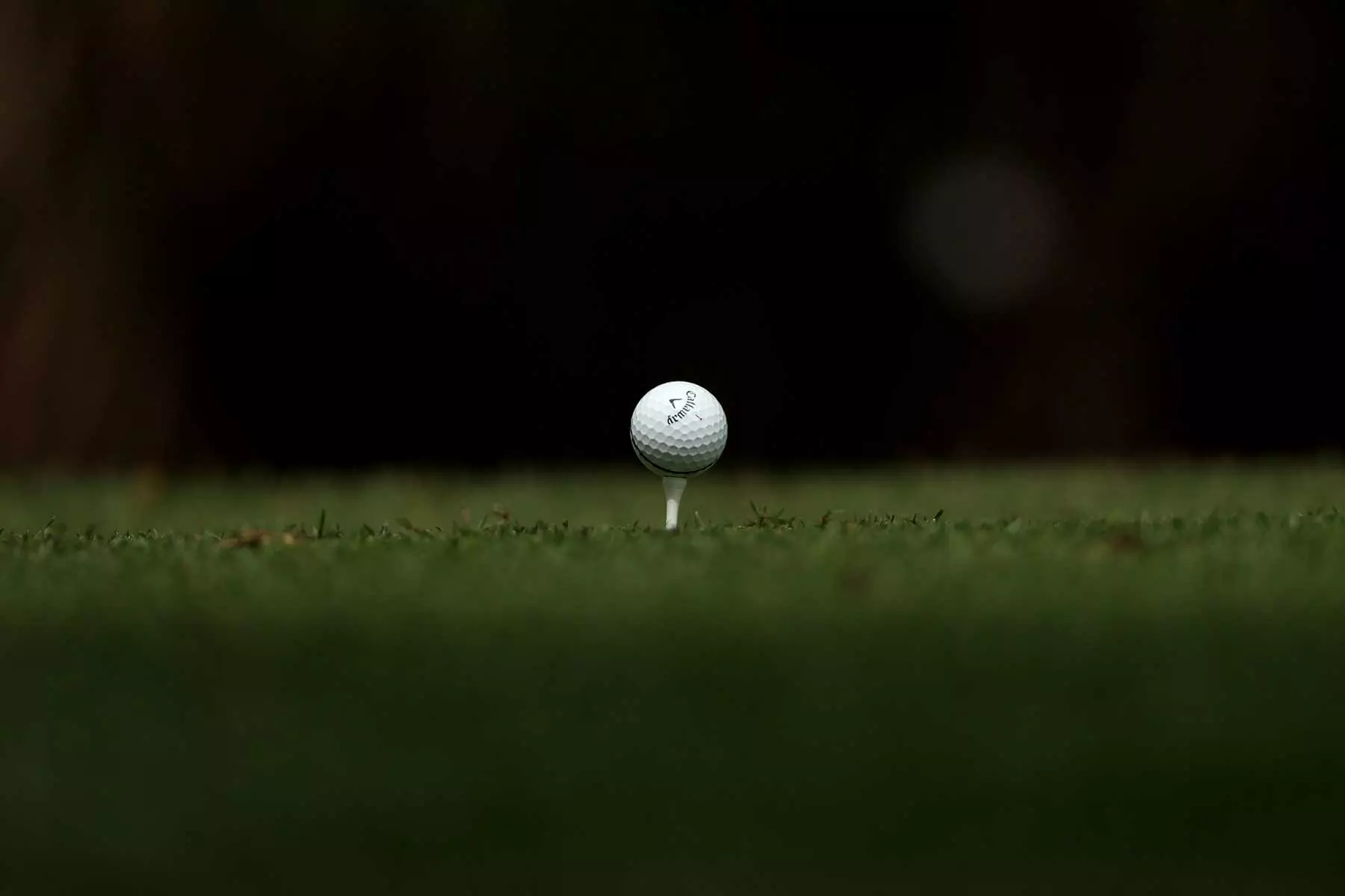 Un detalle da pelota Callaway de Si Woo Kim de Corea do Sur no tee 15 durante a primeira rolda do RBC Heritage o 15 de abril de 2021 en Harbour Town Golf Links en Hilton Head Island, Carolina do Sur.