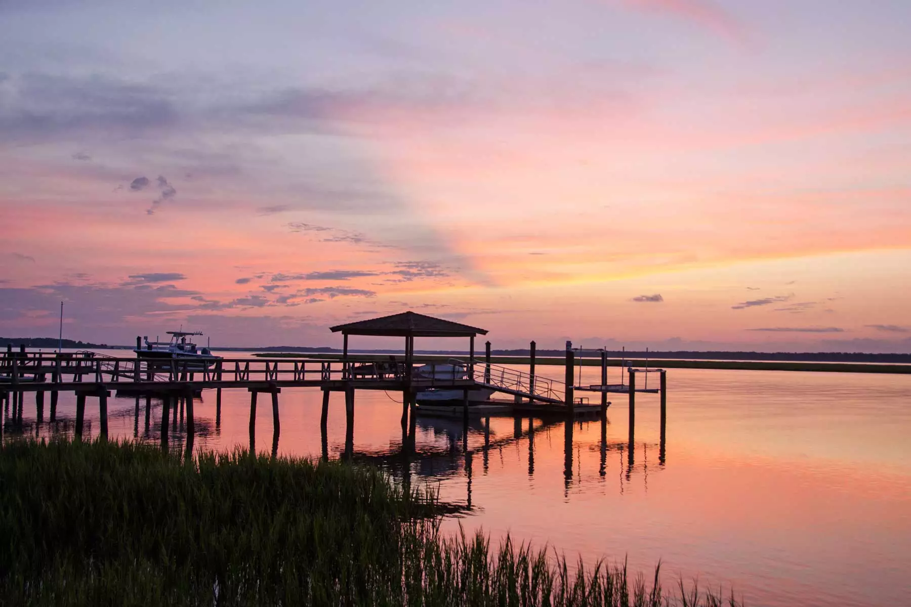 Mae silwetau machlud haul Gorgeous Hilton Head Island yn dociau ar Broad Creek sydd ar ochr orllewinol yr ynys