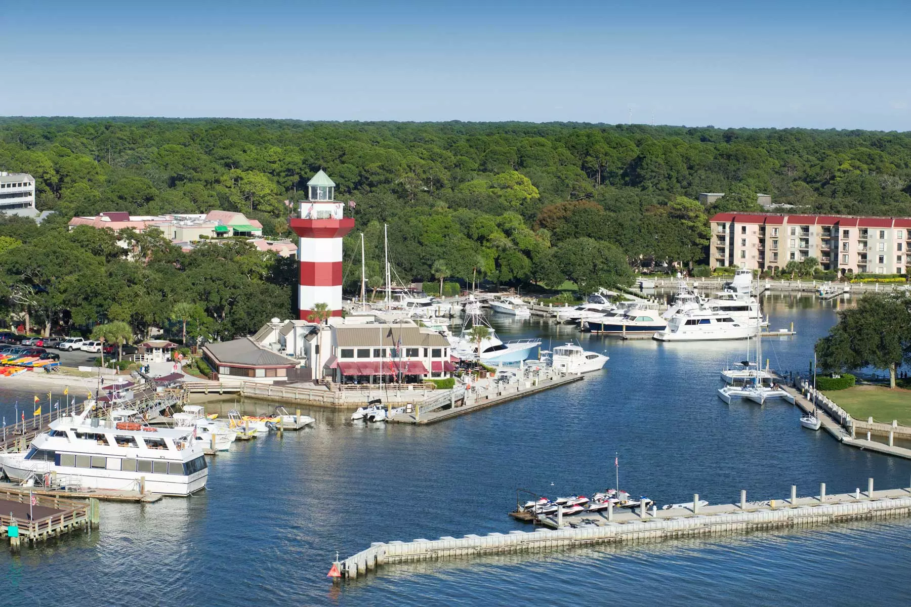 Y goleudy streipiog coch a gwyn ar Ynys Hilton Head, De Carolina