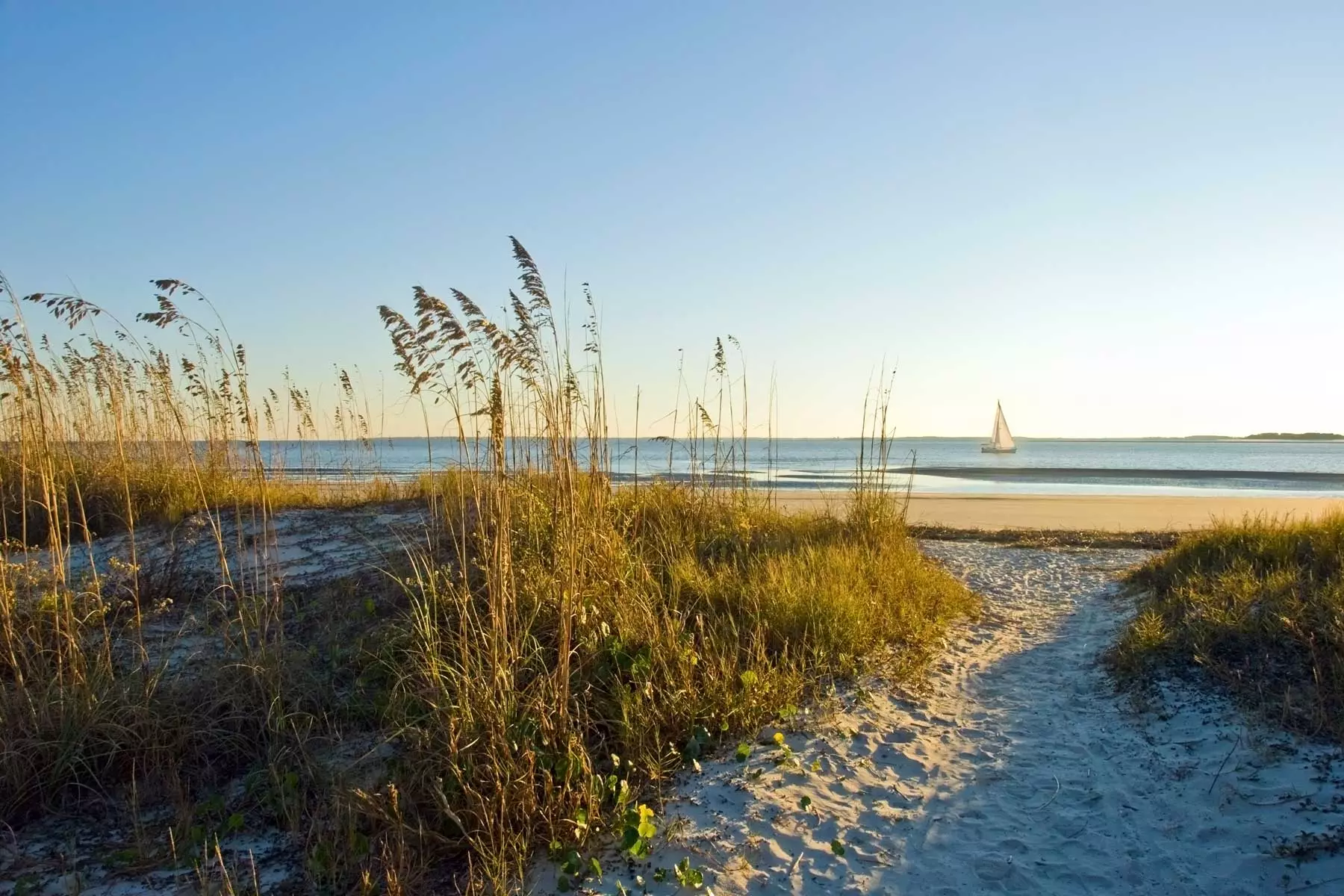 Cwch hwylio a welwyd o arfordir Ynys Hilton Head yn Ne Carolina