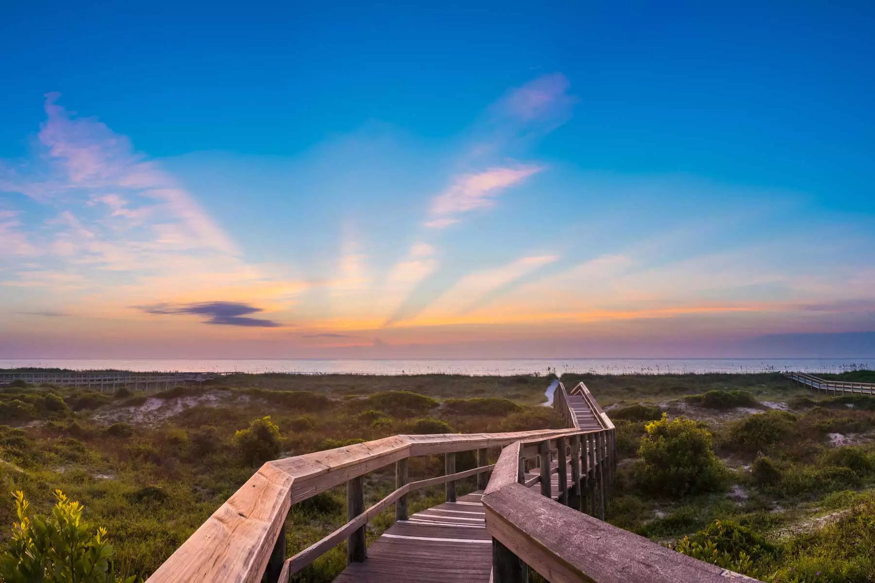 Eine Promenade zum Strand von Amelia Island, Florida