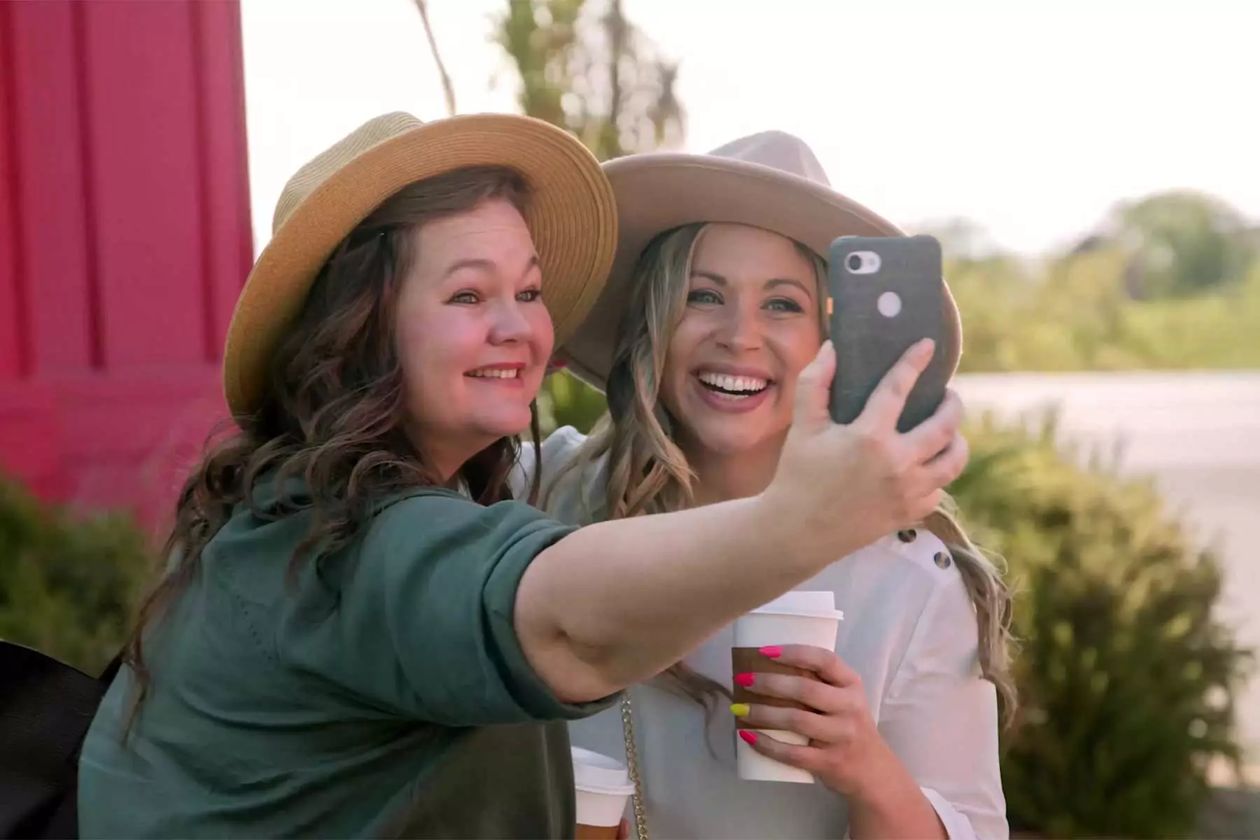 Kristina en Missy posearje foar in selfie yn Napa foar 'Meet Me in the Middle'