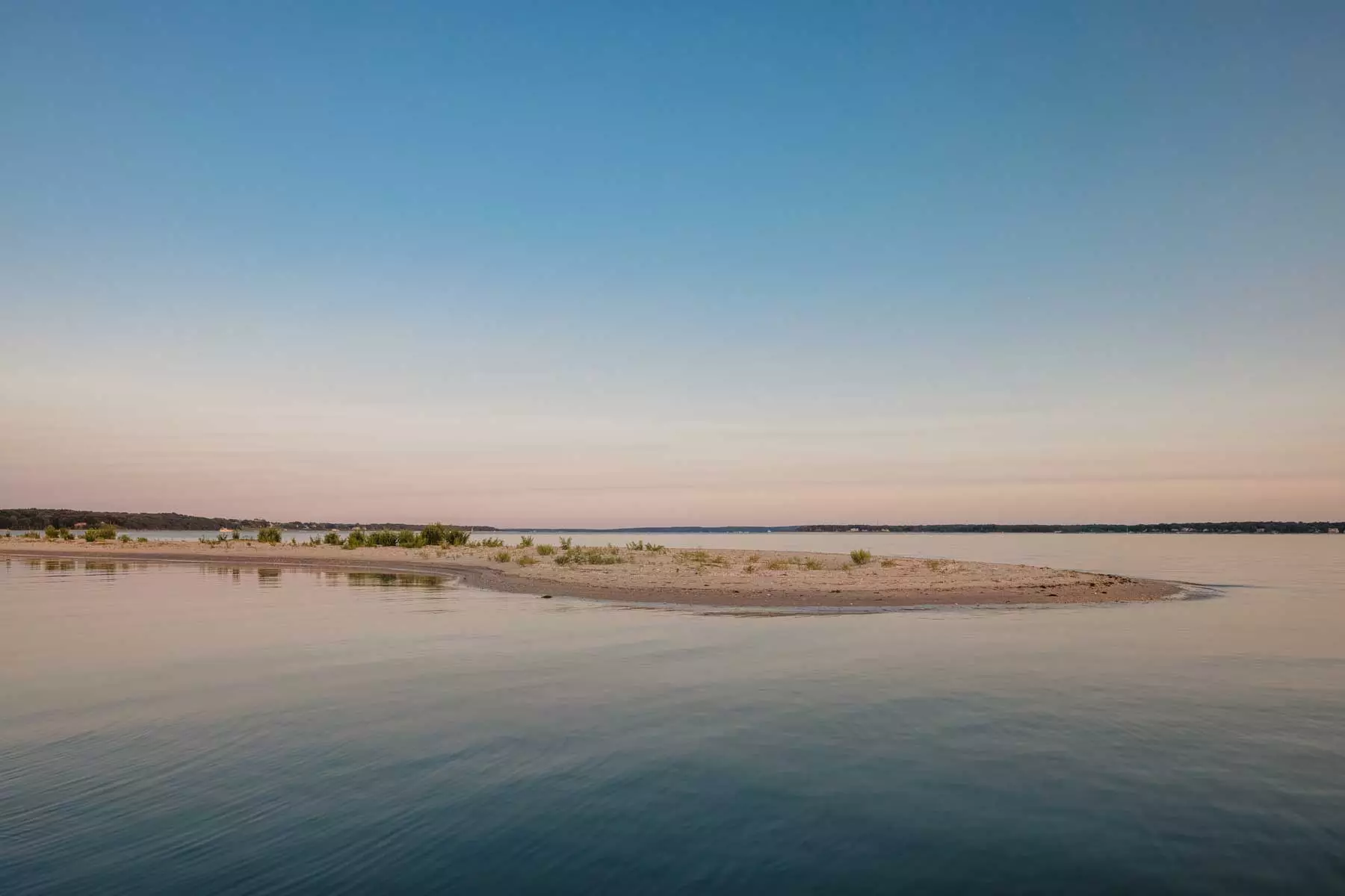 Radharc an Chuain ag The Shoals ar Long Island ag luí na gréine