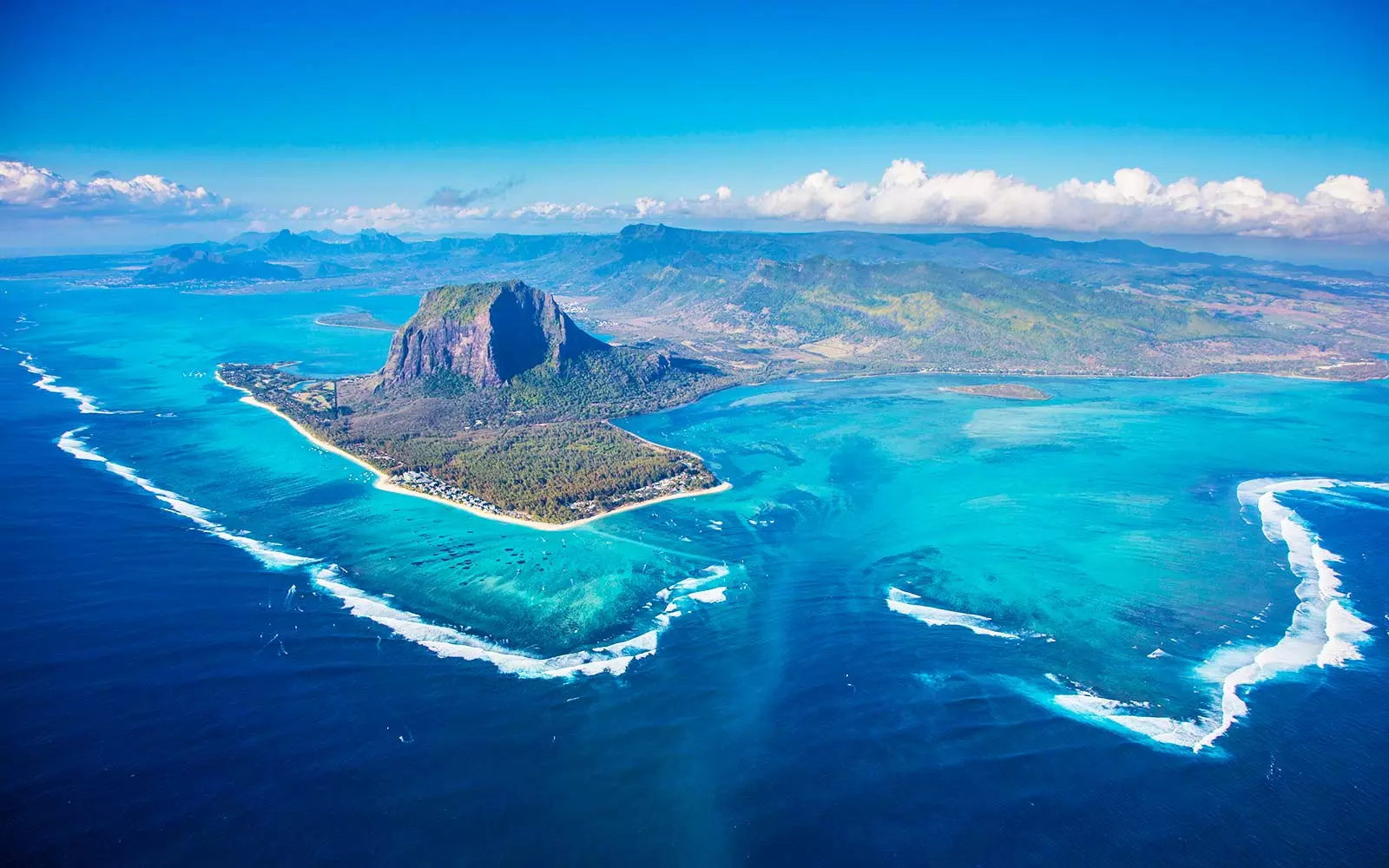 Thác nước dưới nước Le Morne Mauritius