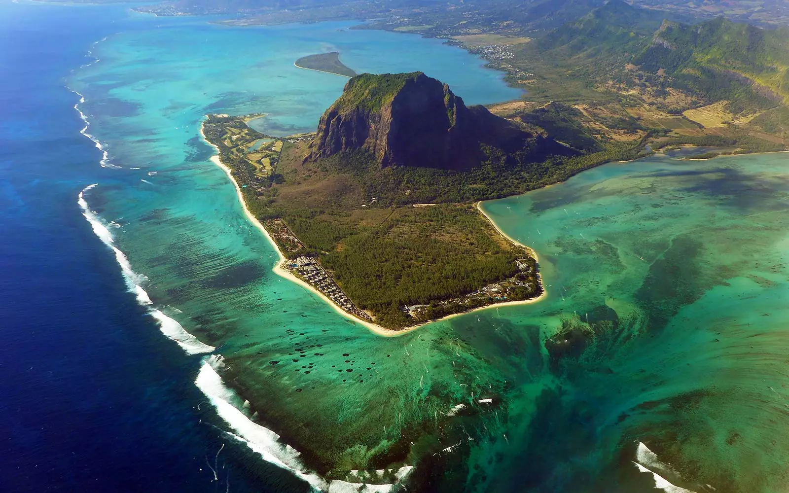 Thác nước dưới nước Le Morne Mauritius