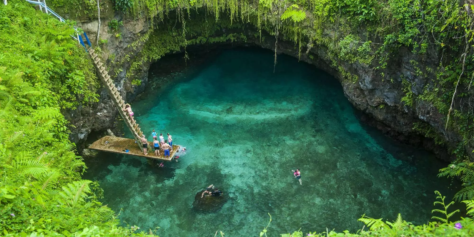 Μπορείτε να κολυμπήσετε σε αυτή την υπέροχη κολυμβητική τρύπα κρυμμένος σε ένα ηφαίστειο