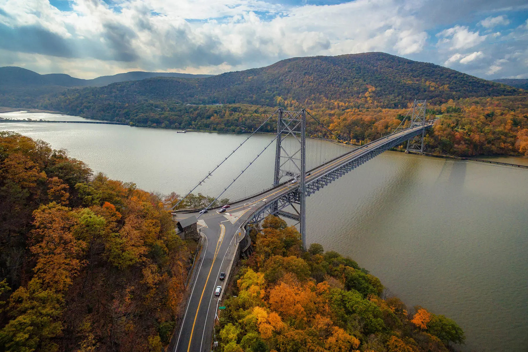 Loftbild vun der Bear Mountain Bridge wärend Peak Hierscht Blieder