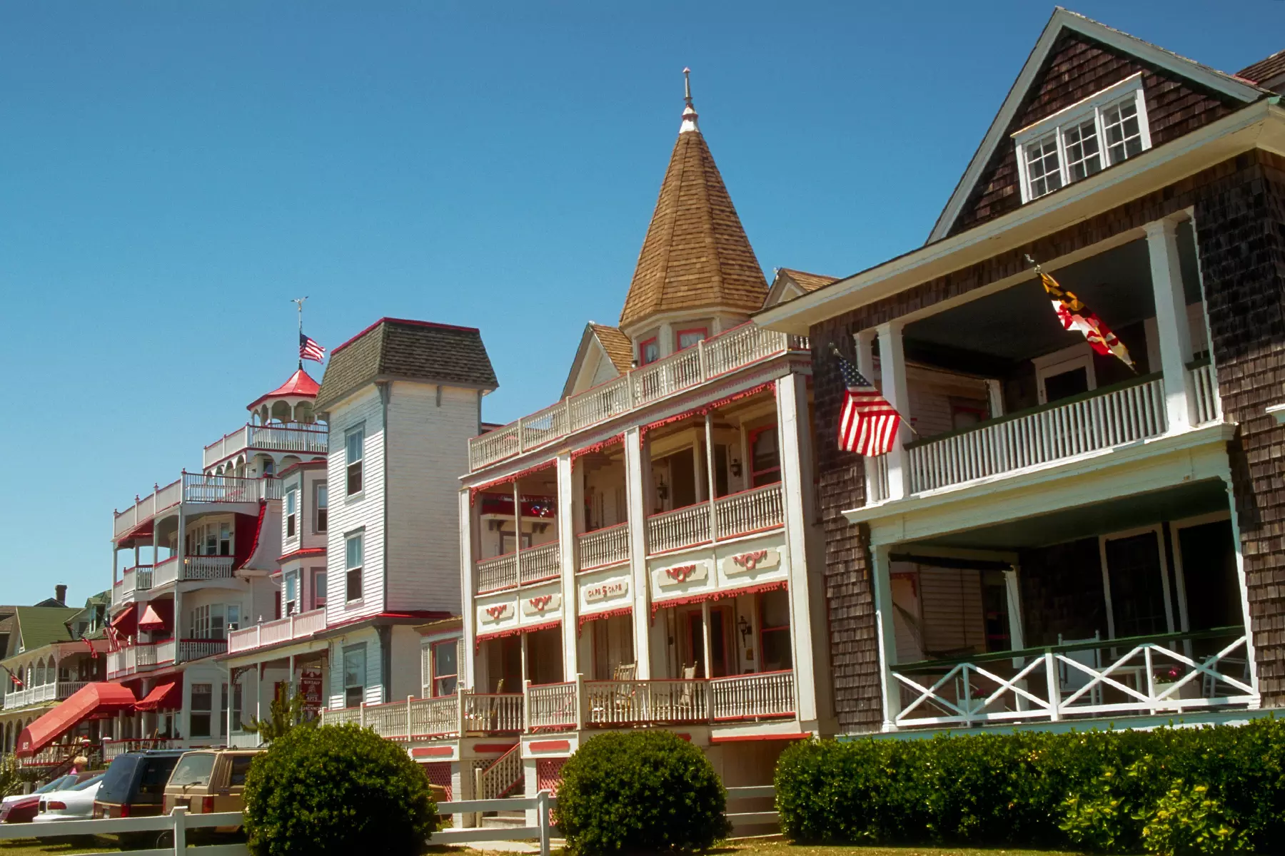 Unha fila de casas vitorianas en Cape May, Nova Jersey