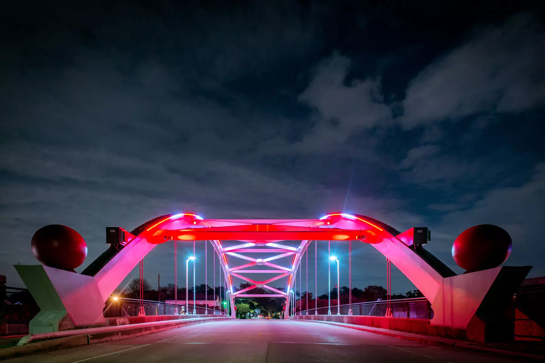 Pont de Montrose amb llums roses