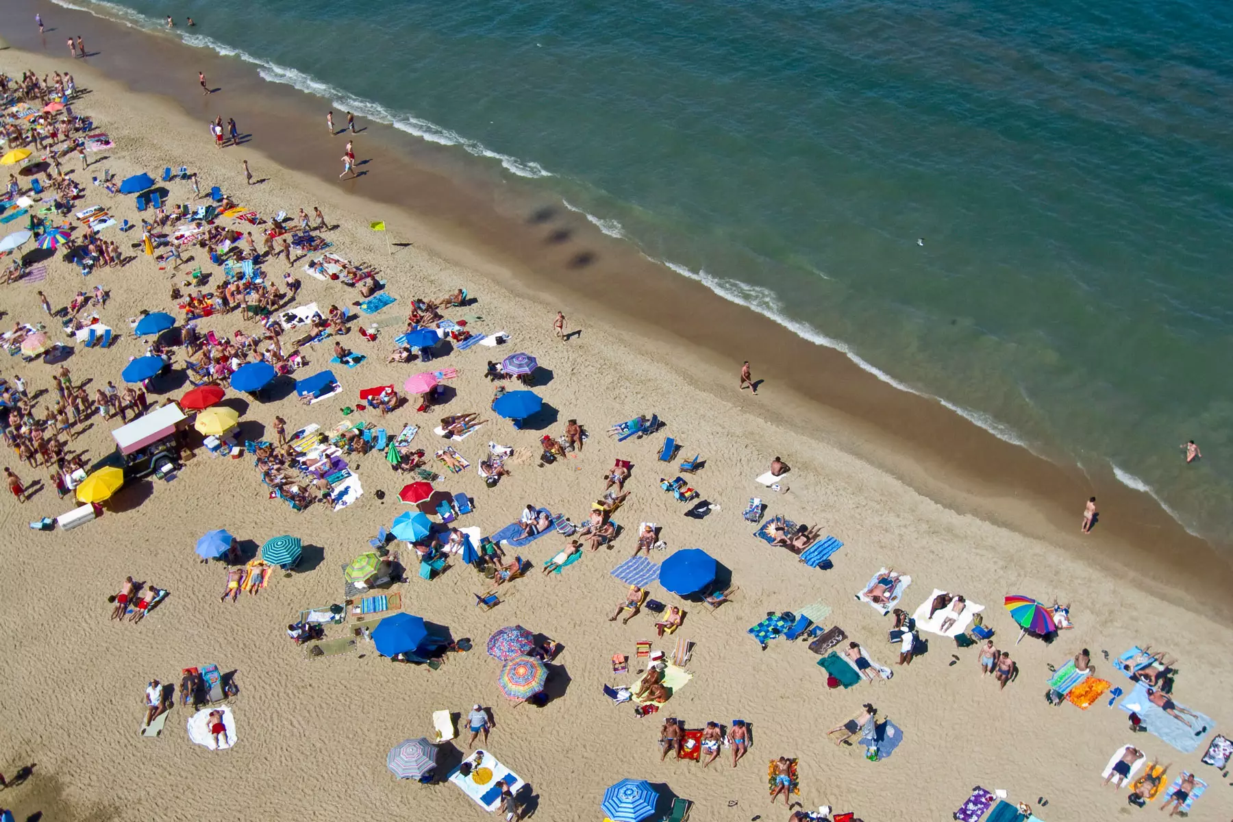 Foto aèria de gent a la platja