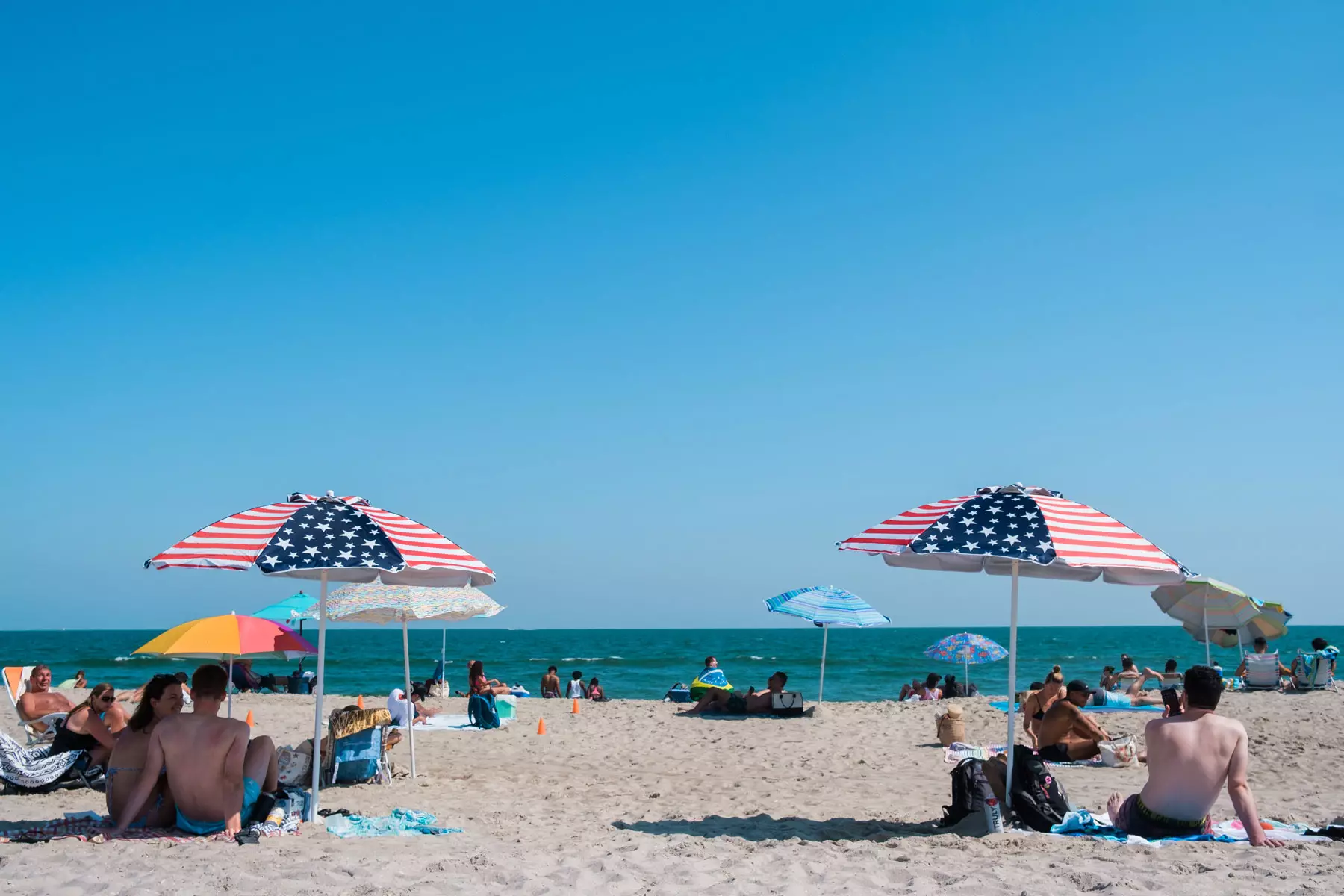 slunečníky na Rockaway Beach, Queens, New York