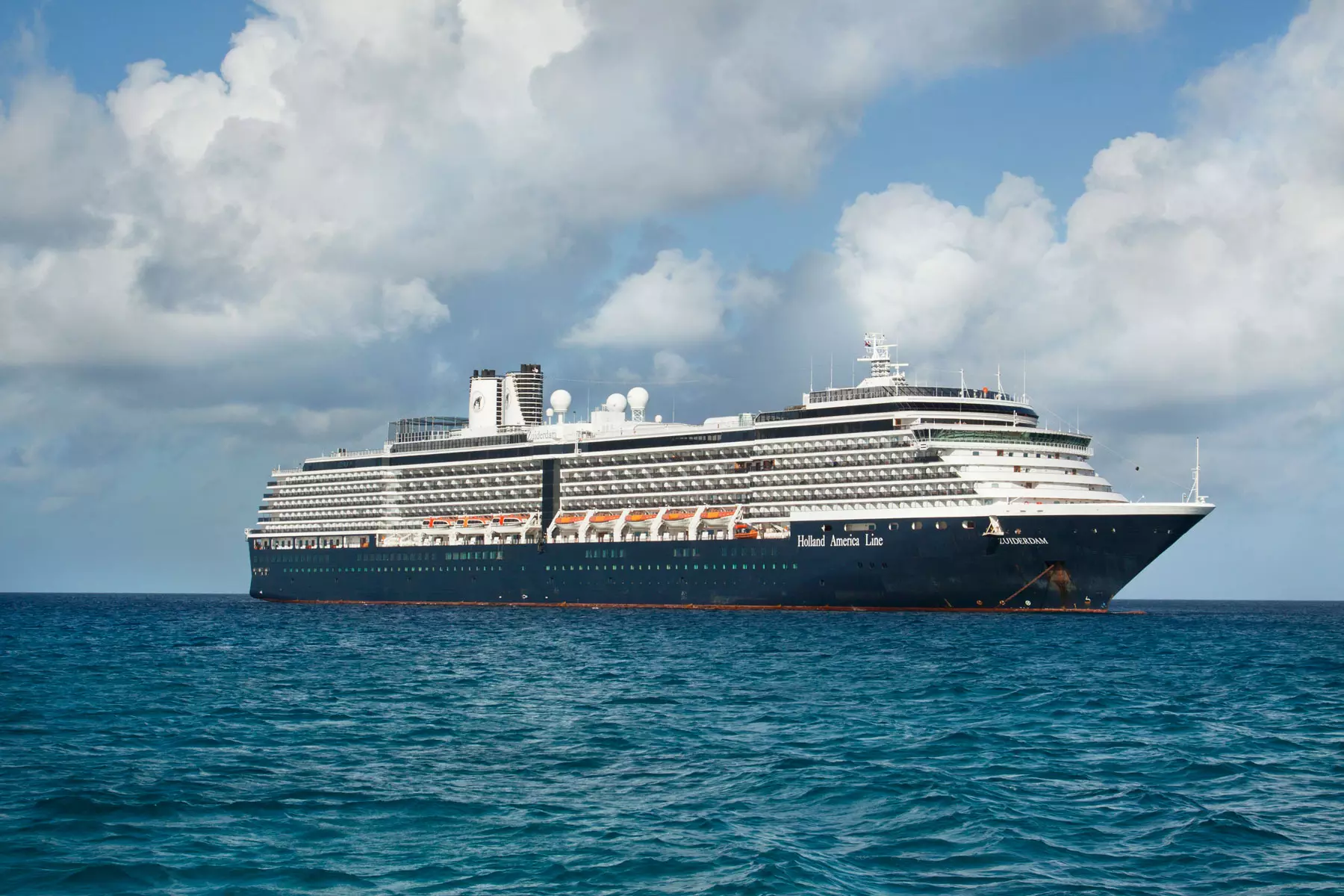 Вид на порт круизного лайнера Holland America Line Zuiderdam