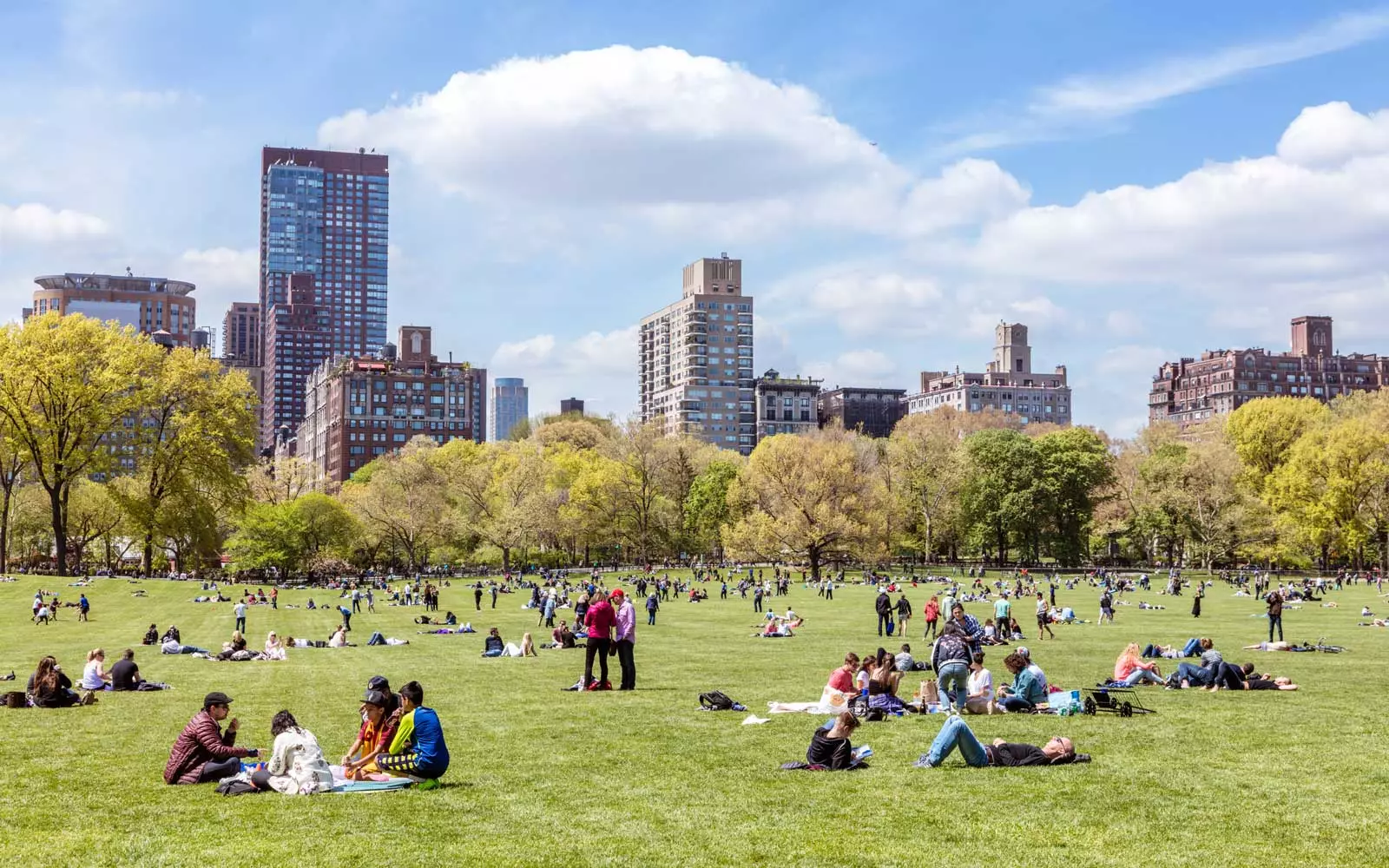 Central Park sa tagsibol kasama ng mga tao, New York, USA