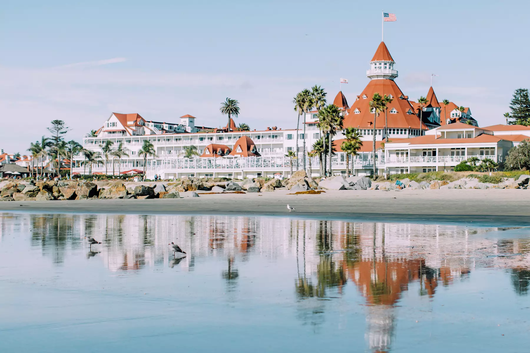 Vista exterior do Hotel Coronado desde a praia de San Diego