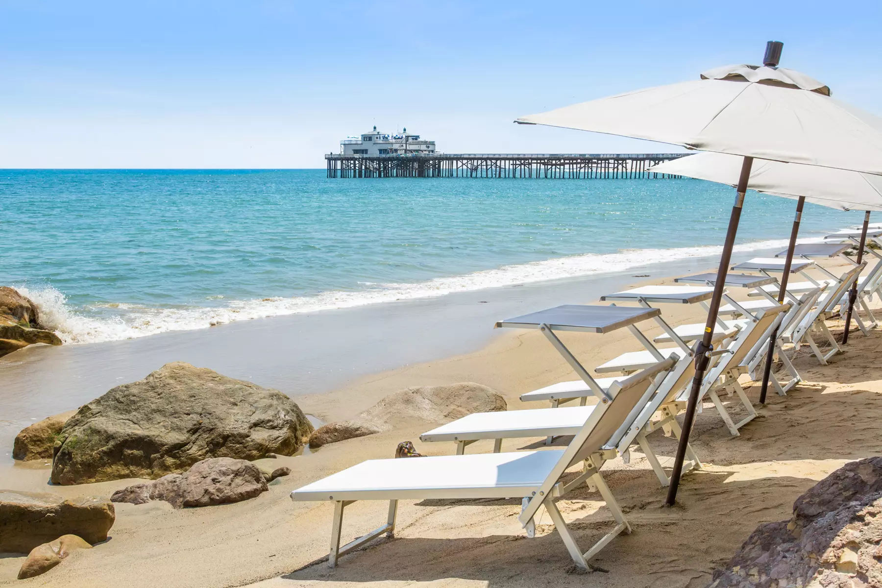 Плажните шезлонги в Malibu Beach Inn