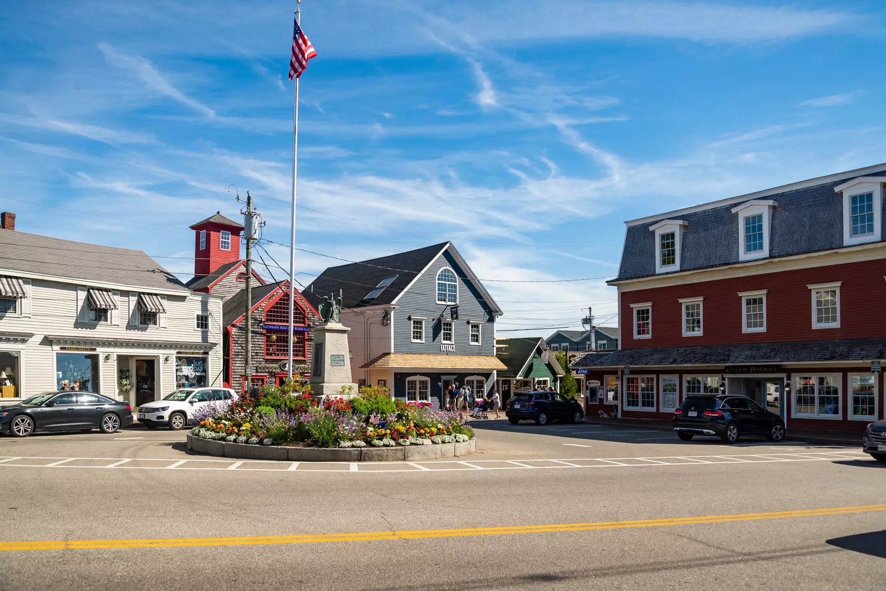 Edificios e tendas na cidade de Kennebunkport de Nova Inglaterra