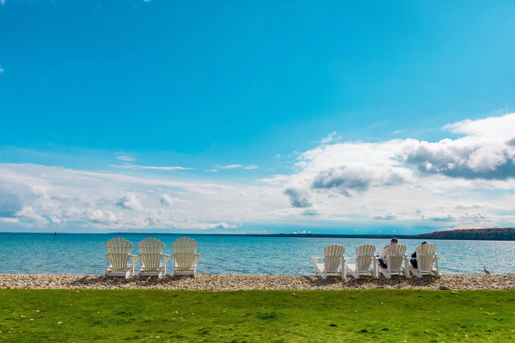 Cai jernih sareng pantai karikil, Mackinac Island, Michigan, Amérika Serikat, Amérika Kalér