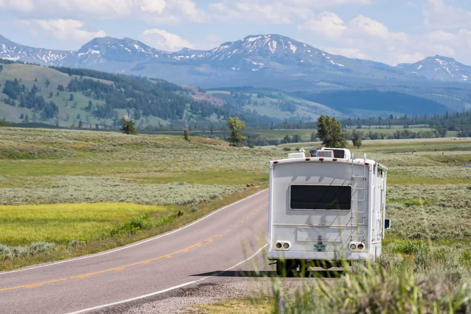 RV memandu turun melalui Hutan Negara Custer di Montana