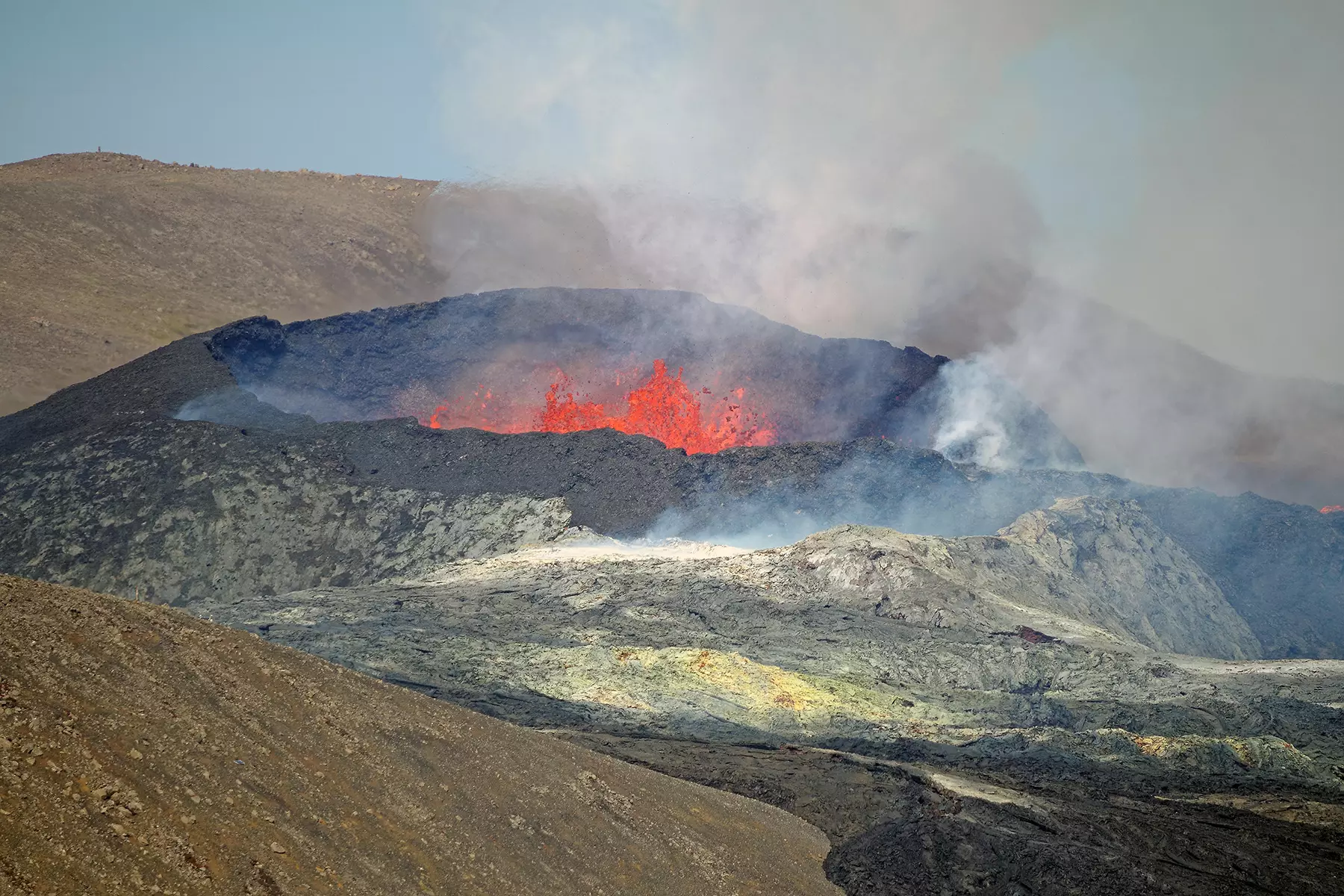 Volcano mai aiki tare da maɓuɓɓugan lava, dutsen mai aman wuta, Fagradalsfjall, Geldingadalir, Reykjanes, Sudurnes, Iceland