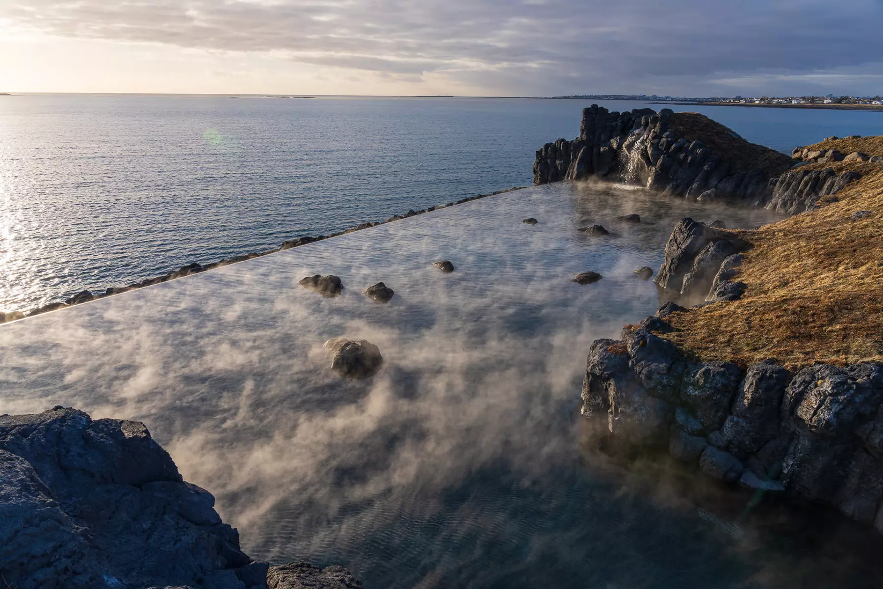 Sky Lagoon, baɗlón á ysta odda Karsnessins.