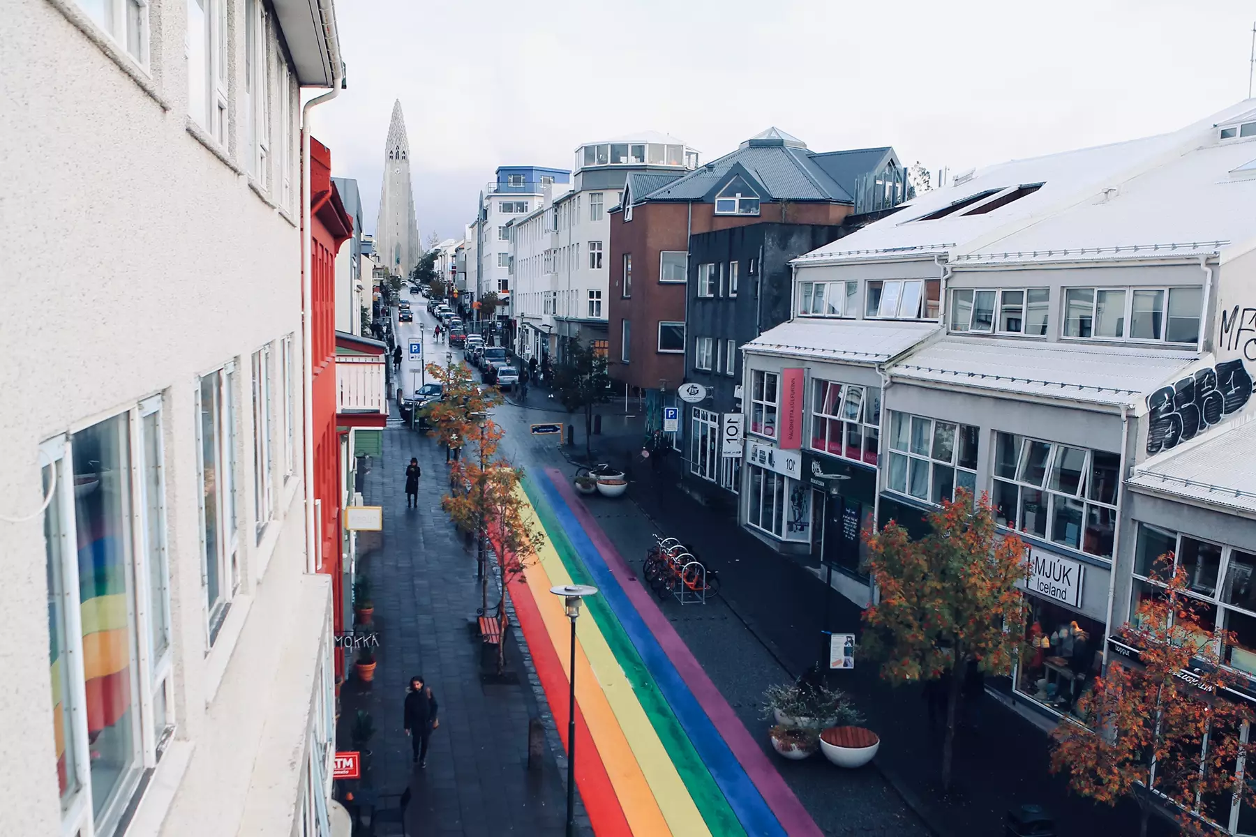 Phố nhiều màu giữa các tòa nhà ở Reykjavik, Iceland