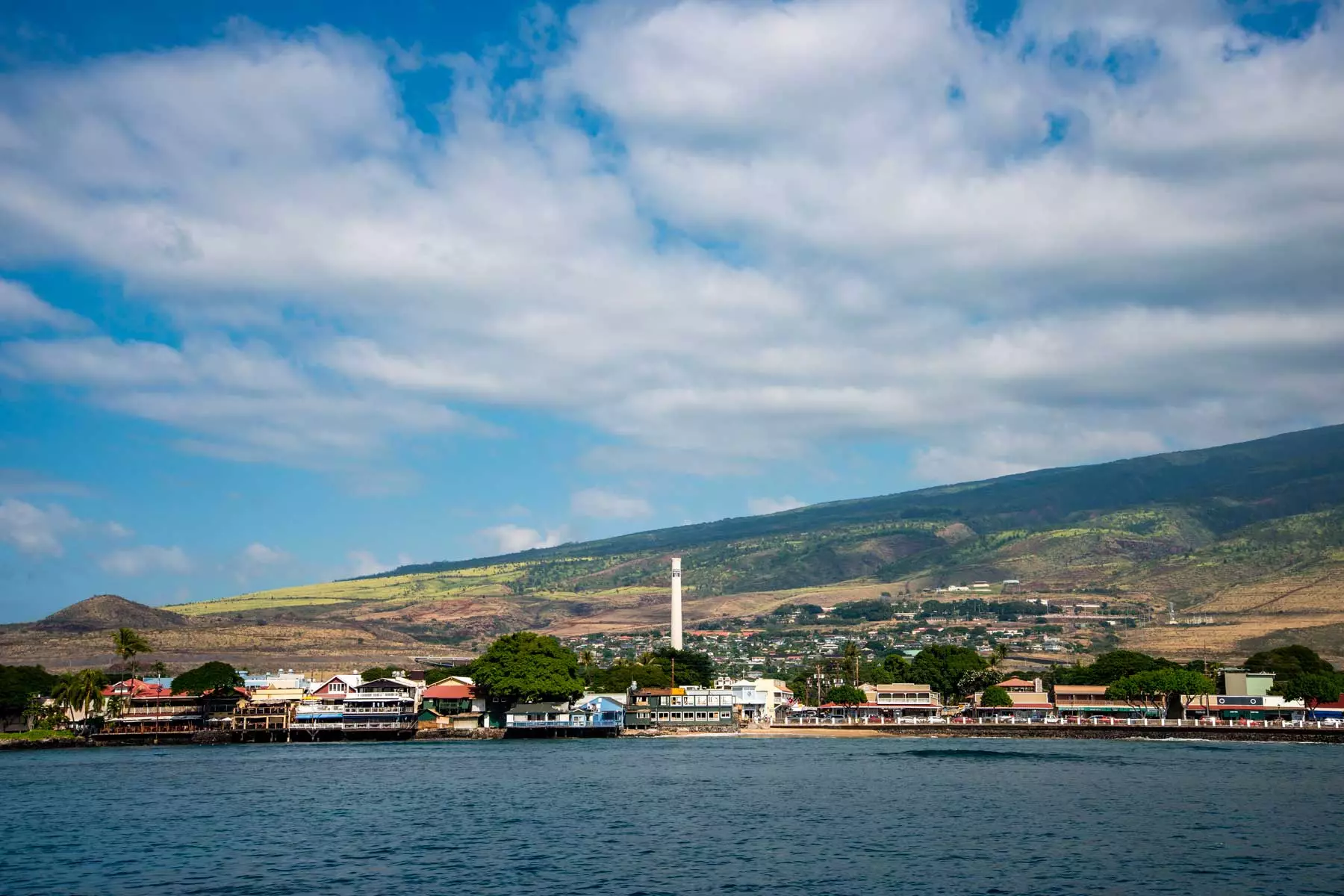 Lahaina, Maui, Hawaii, kaunis aurinkoinen näkymä Lahainasta sinisellä taivaalla ja pilvillä Tyyneltämereltä.