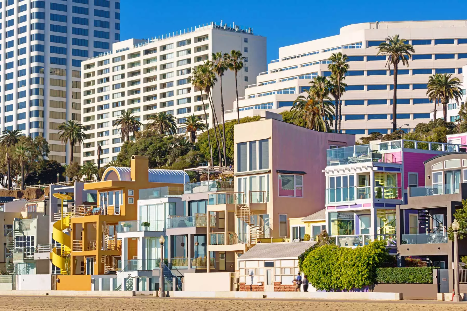 Chithunzi chojambulidwa cha Colourful Beach Homes and Hotels ku Santa Monica California USA patsiku ladzuwa