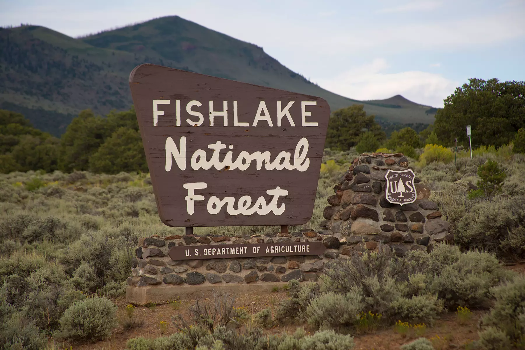 Segnale di confine della Fish Lake National Forest sulla Fishlake National Forest