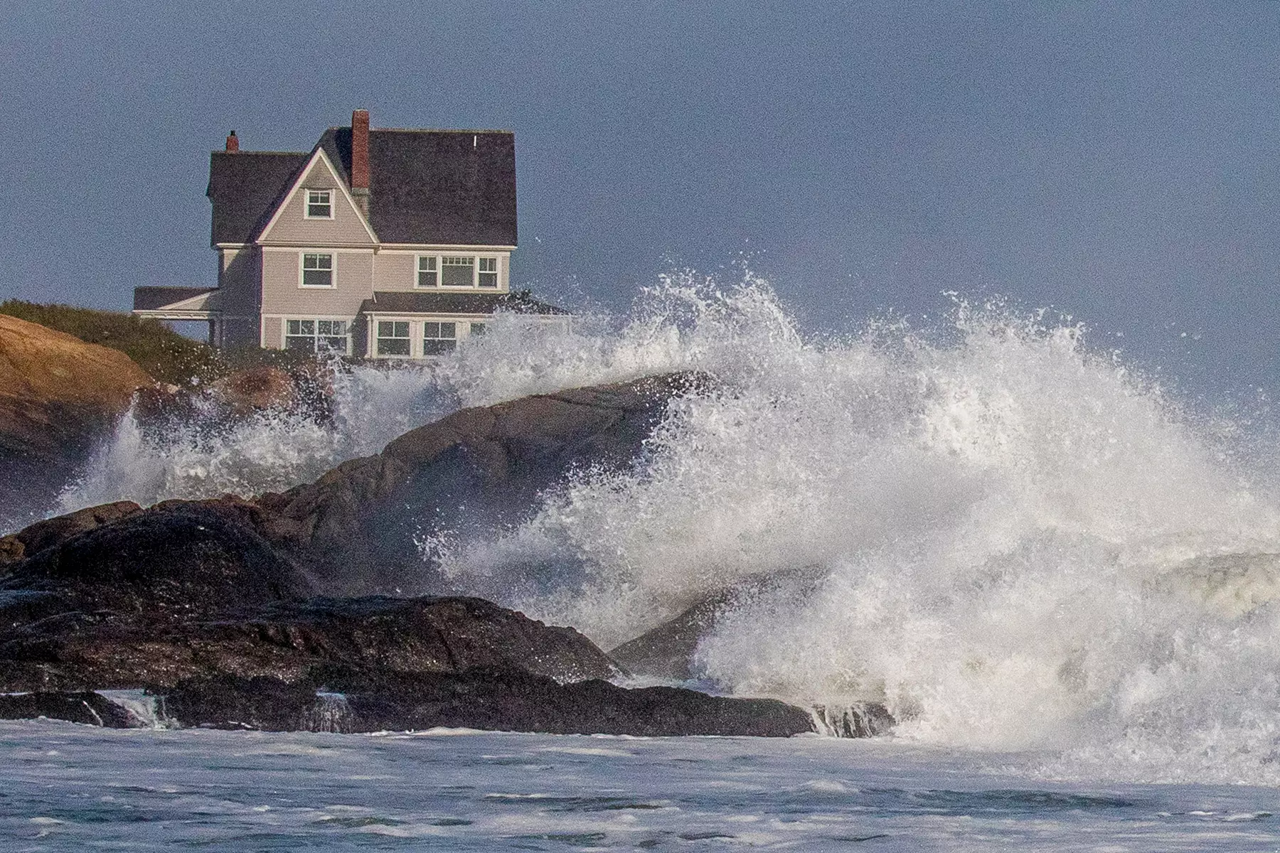 Hurricane Maria nplawm lub nthwv dej ntawm Warren Point Beach hauv Little Compton, RI